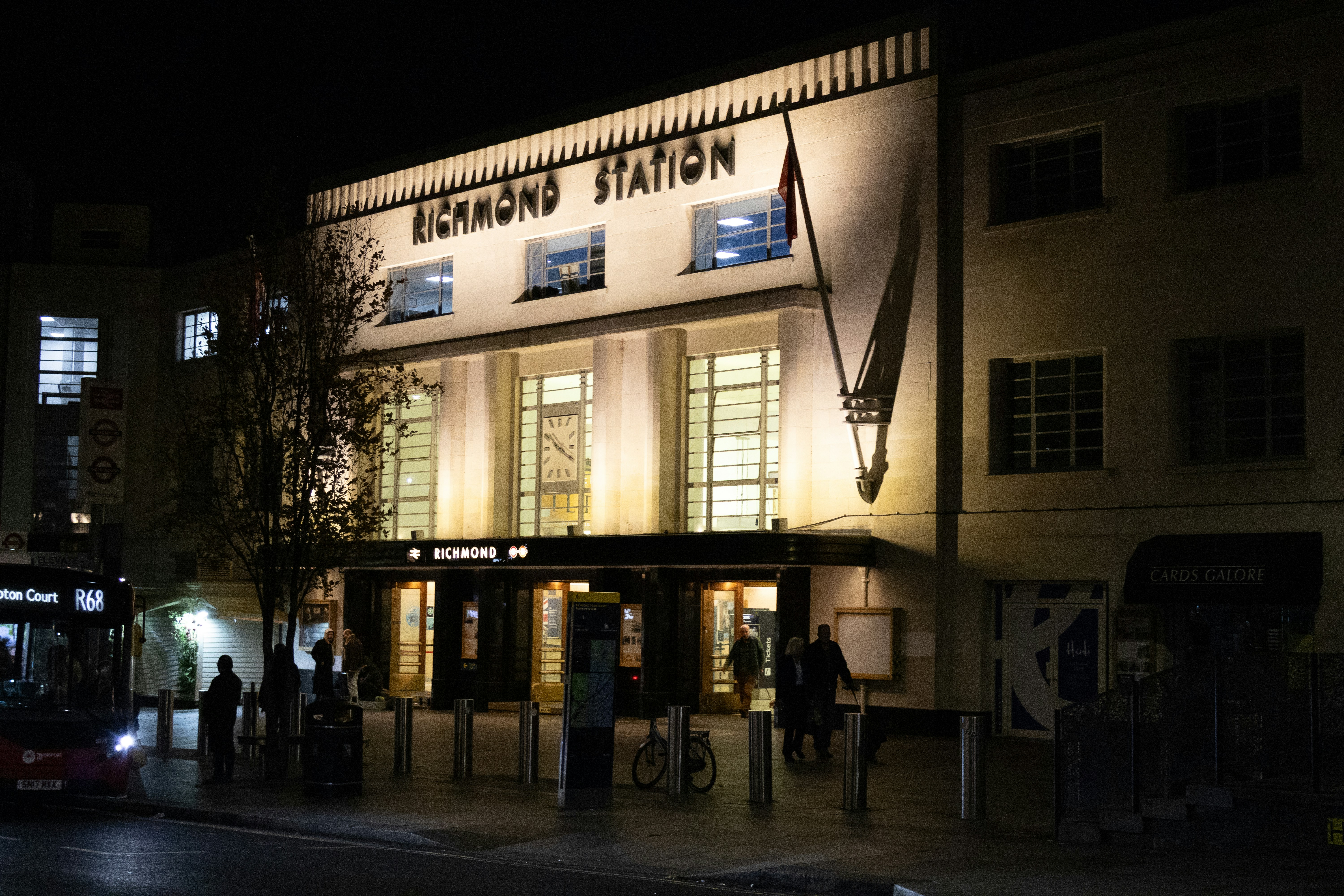 Richmond Station at Night: Warm Entrance Glow Framed by a Historic Facade