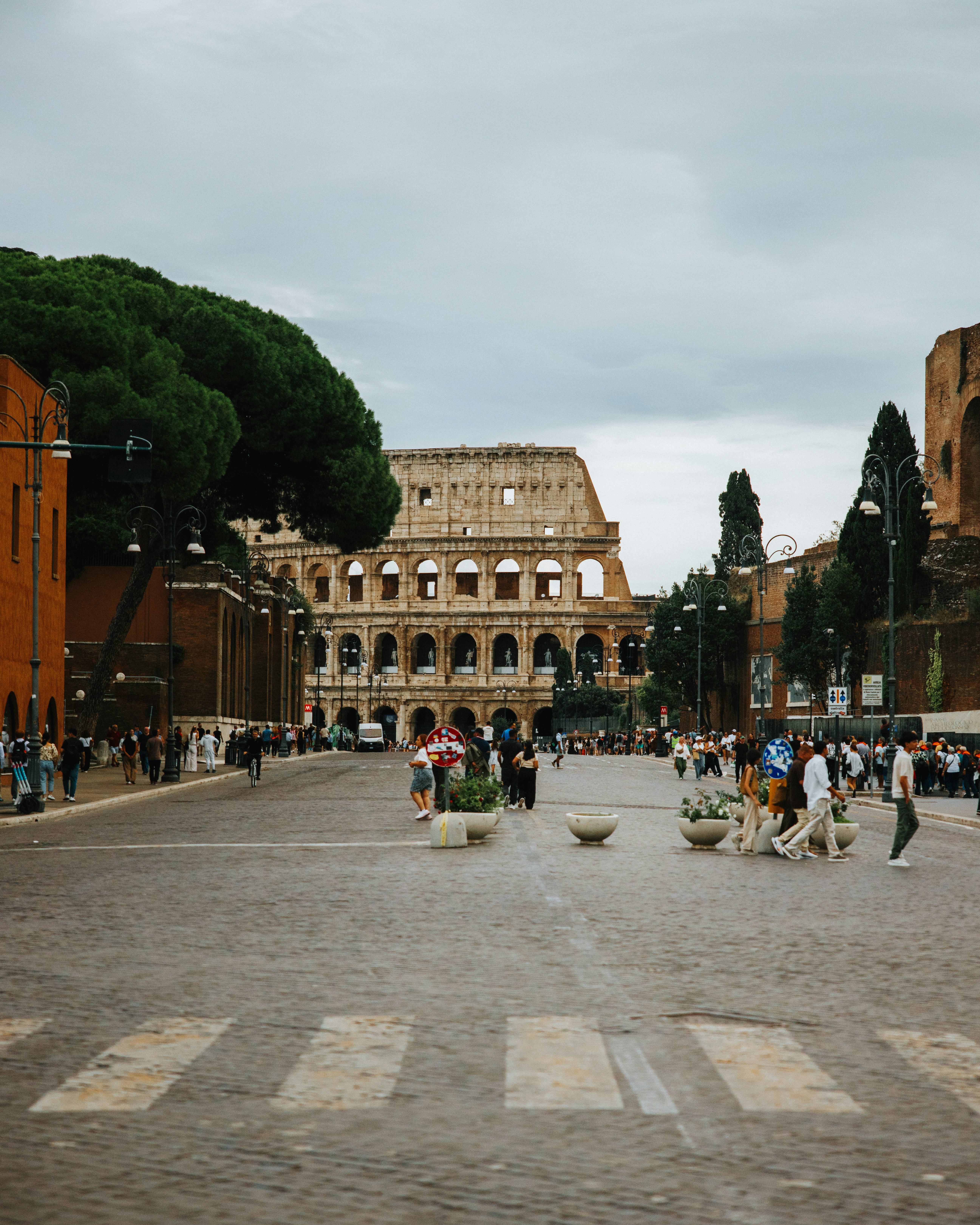 Los turistas se reúnen frente al Coliseo de Roma. foto – Imagen de Roma ...