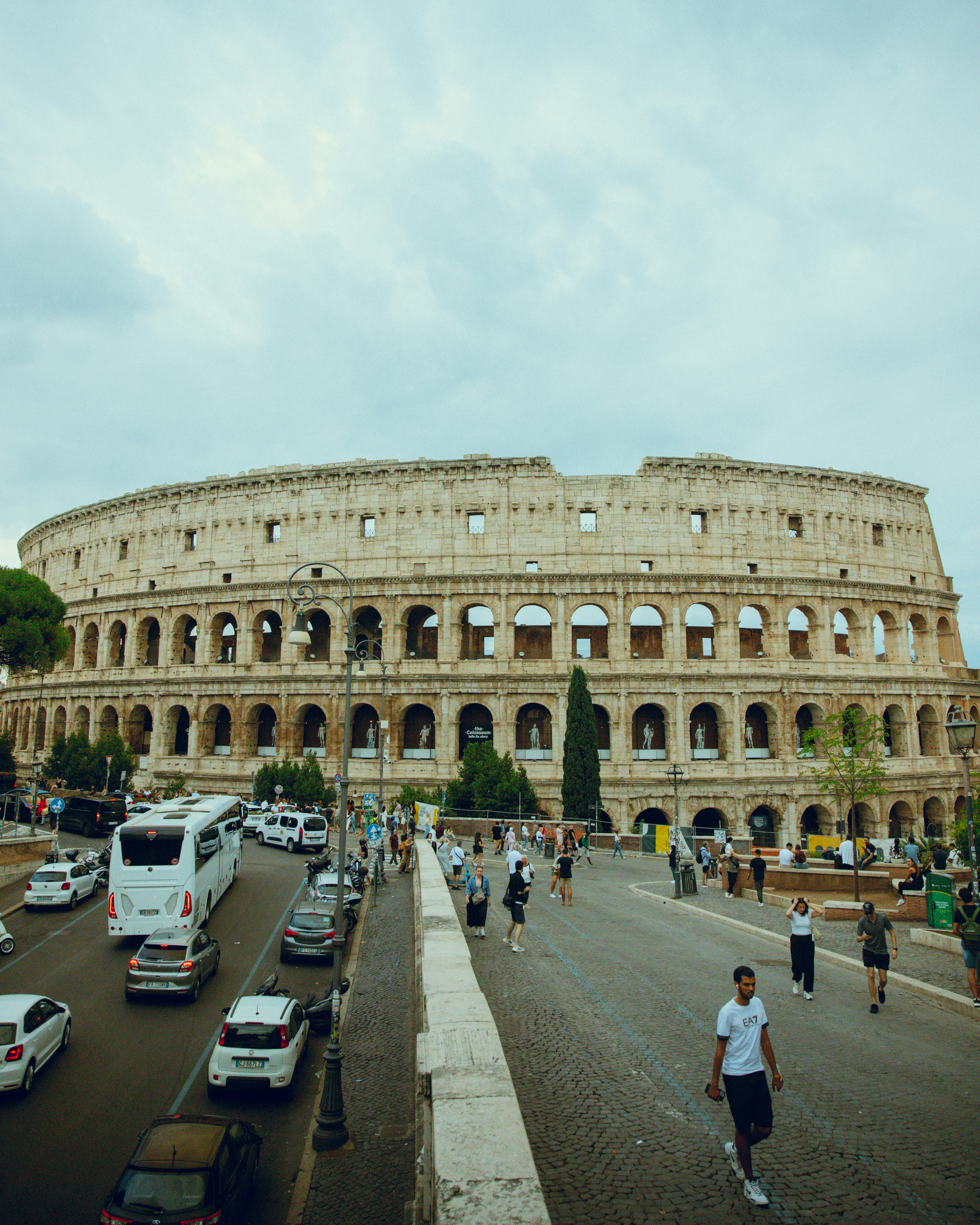 El Coliseo de Roma con gente y tráfico foto – Imagen de Arquitectura ...