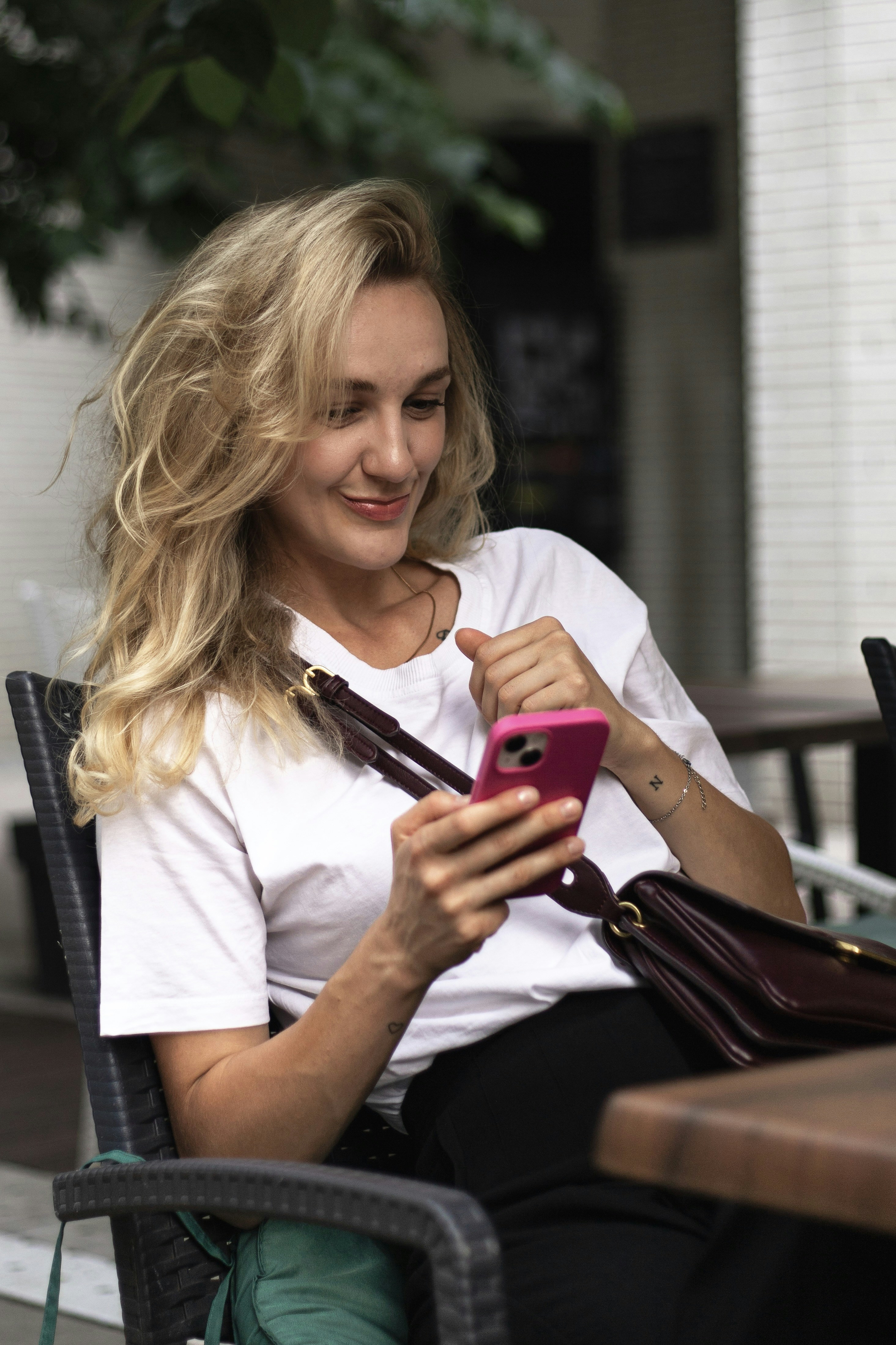 Café Charm: Quiet Confidence with a Pink Smartphone