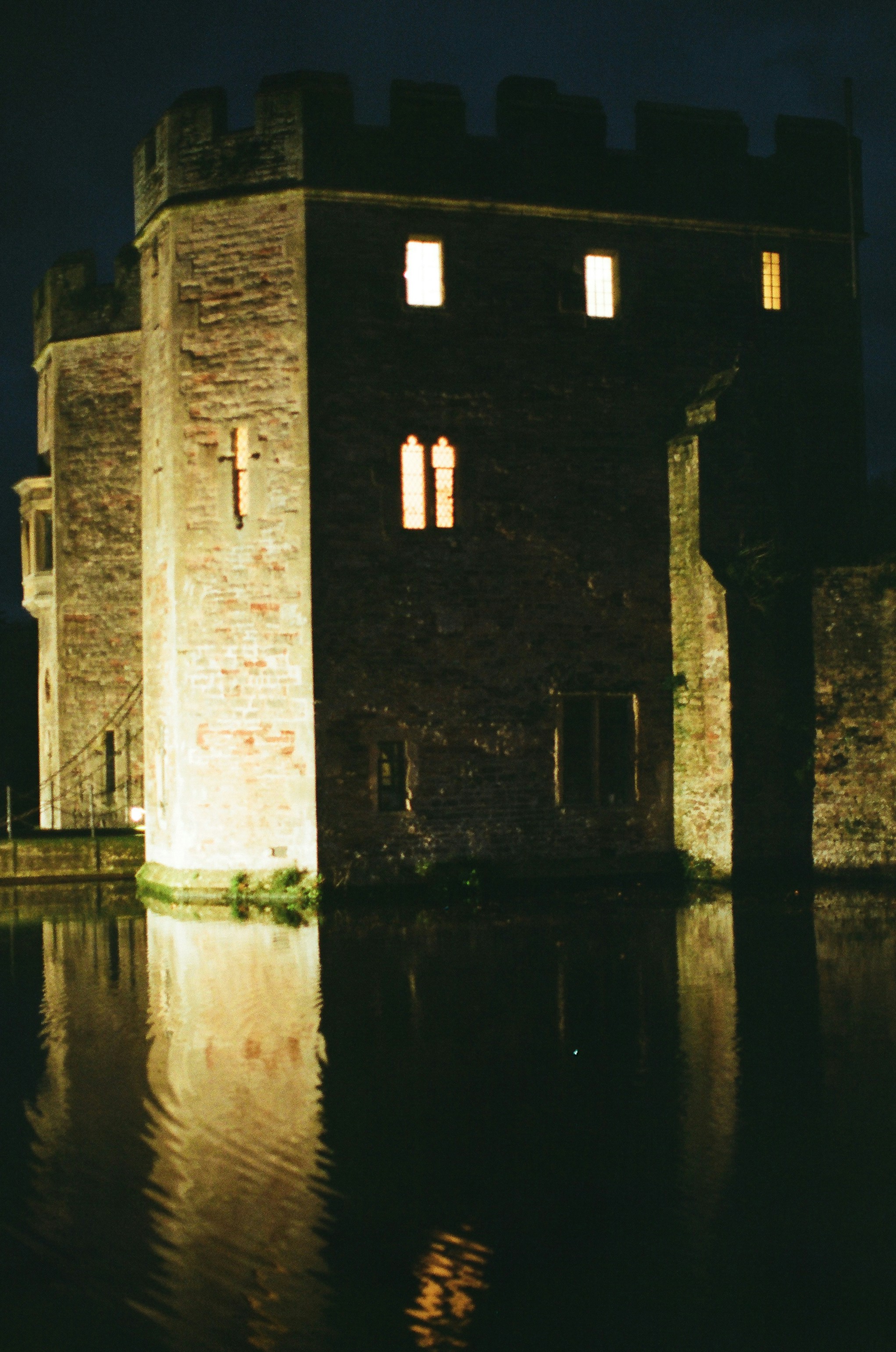Castillo iluminado por la noche con reflejo de agua foto – Imagen de ...