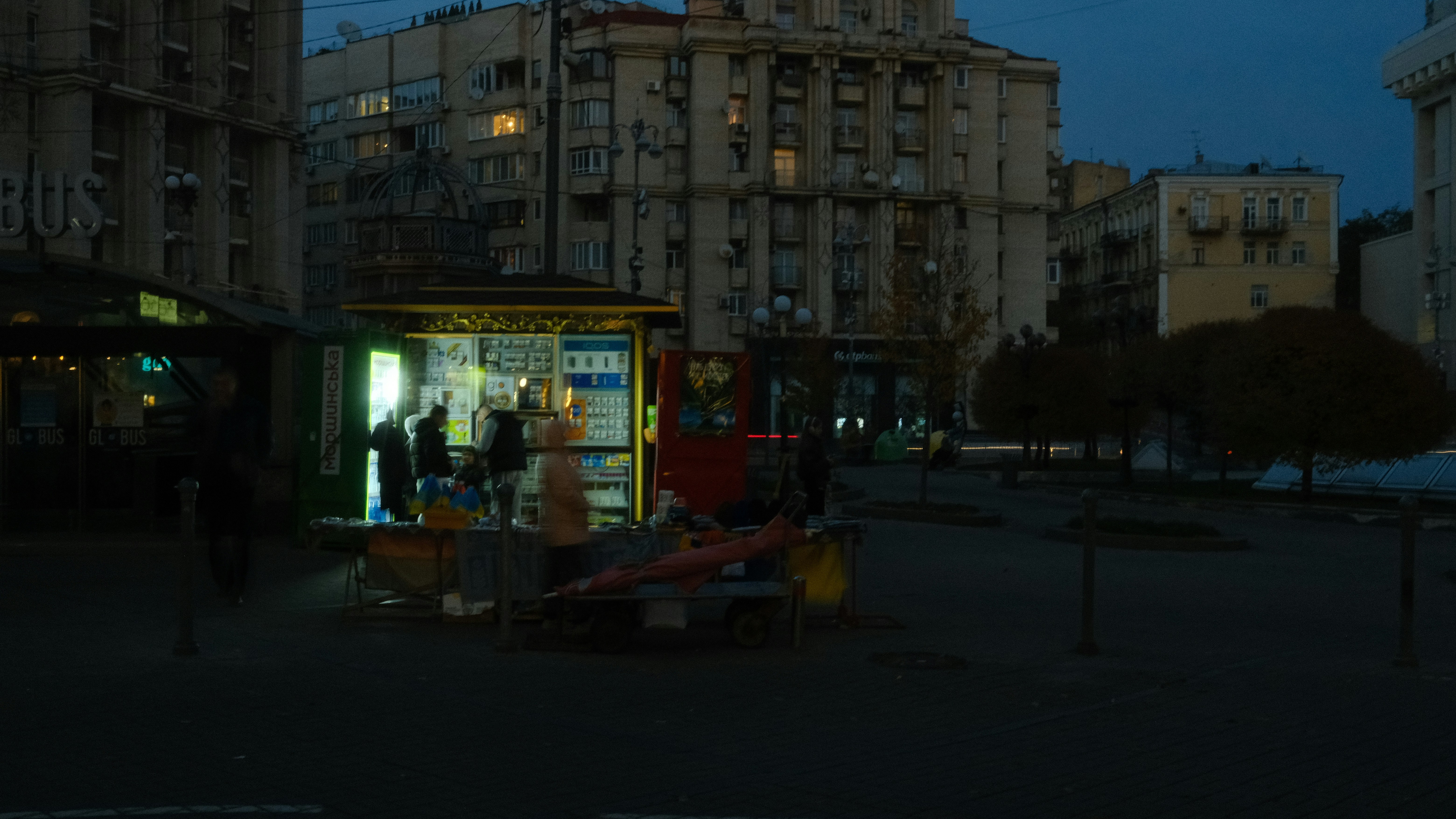 Blue-hour Glow: A Snack Kiosk Illuminates a Quiet City Square