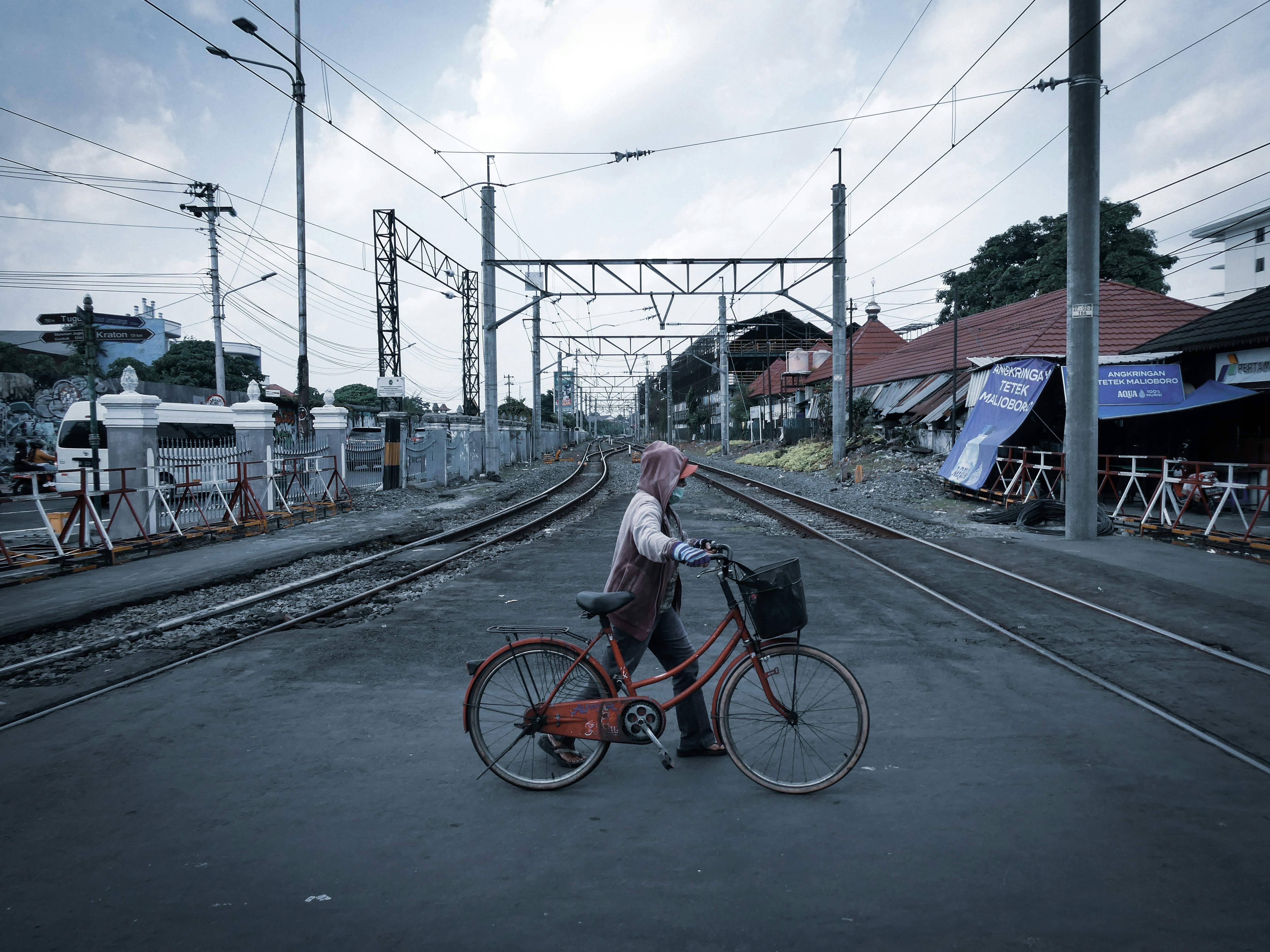 Menuntun harapan di tengah lalu lintas kehidupan.