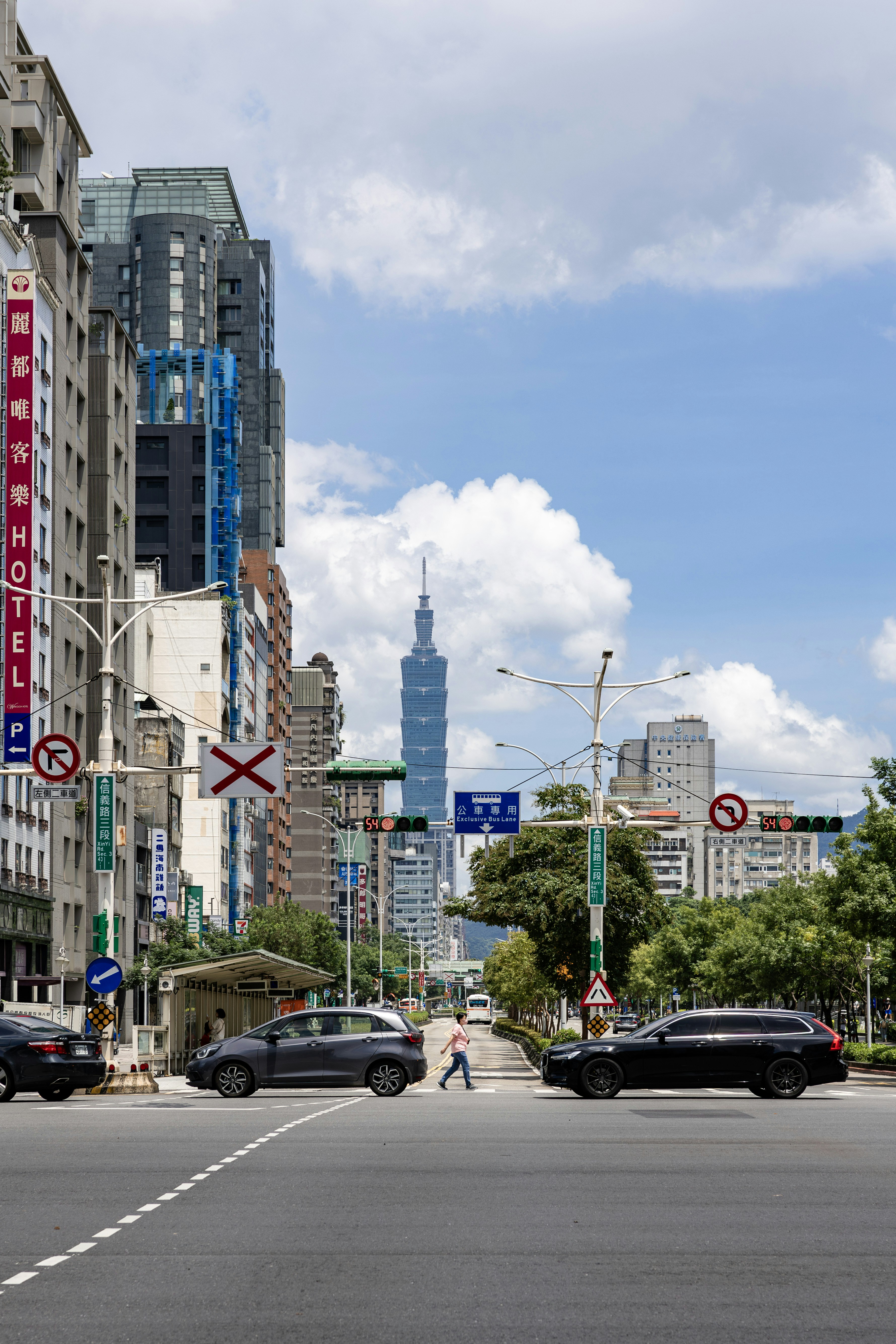 City Street Convergence: Taipei Tower Framed by a Lively Intersection