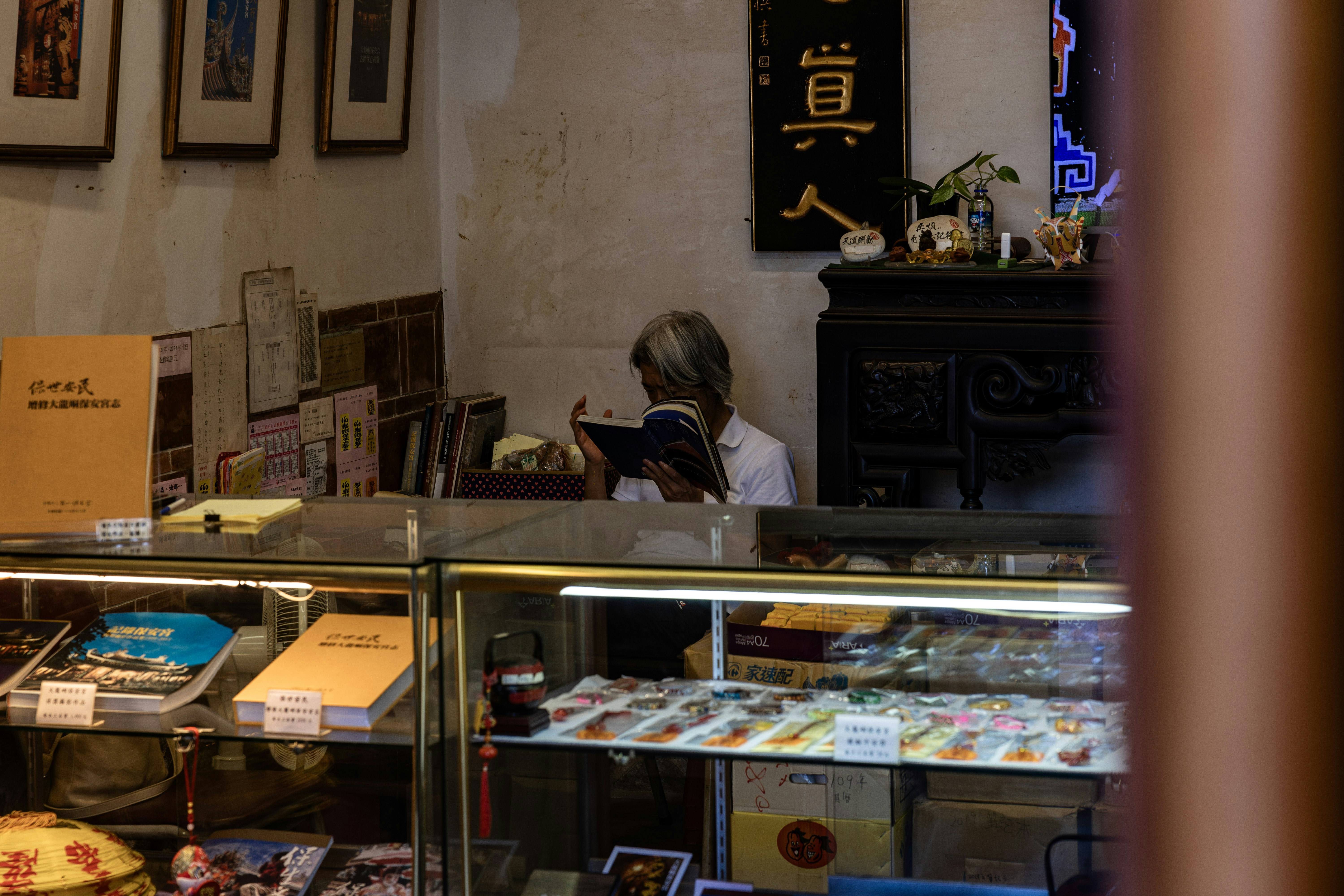 Ink and Pastry: A Quiet Moment with a Reader Behind the Glass