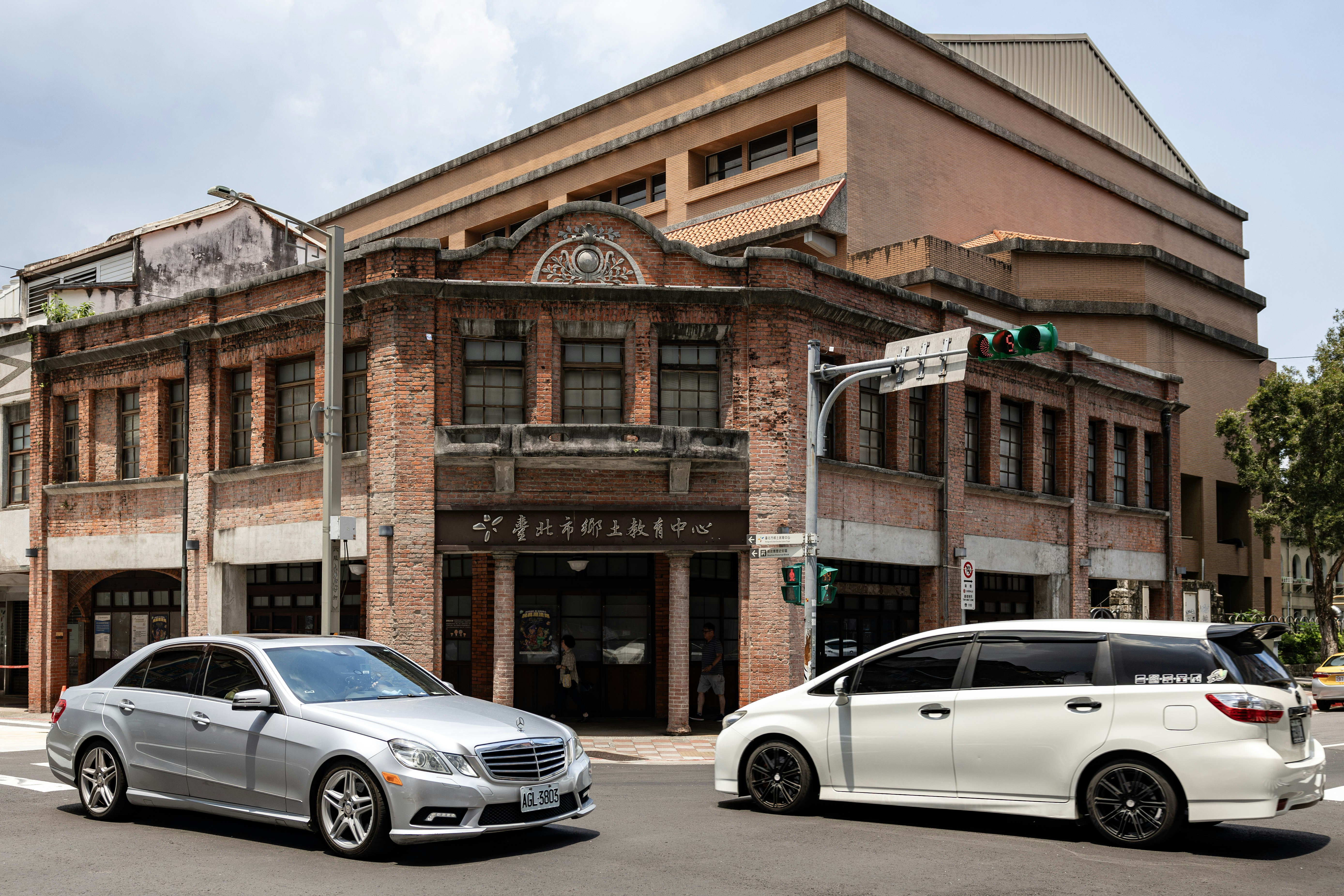 Brick Facade at the Crossroads: Classic Architecture Meets Modern Transit