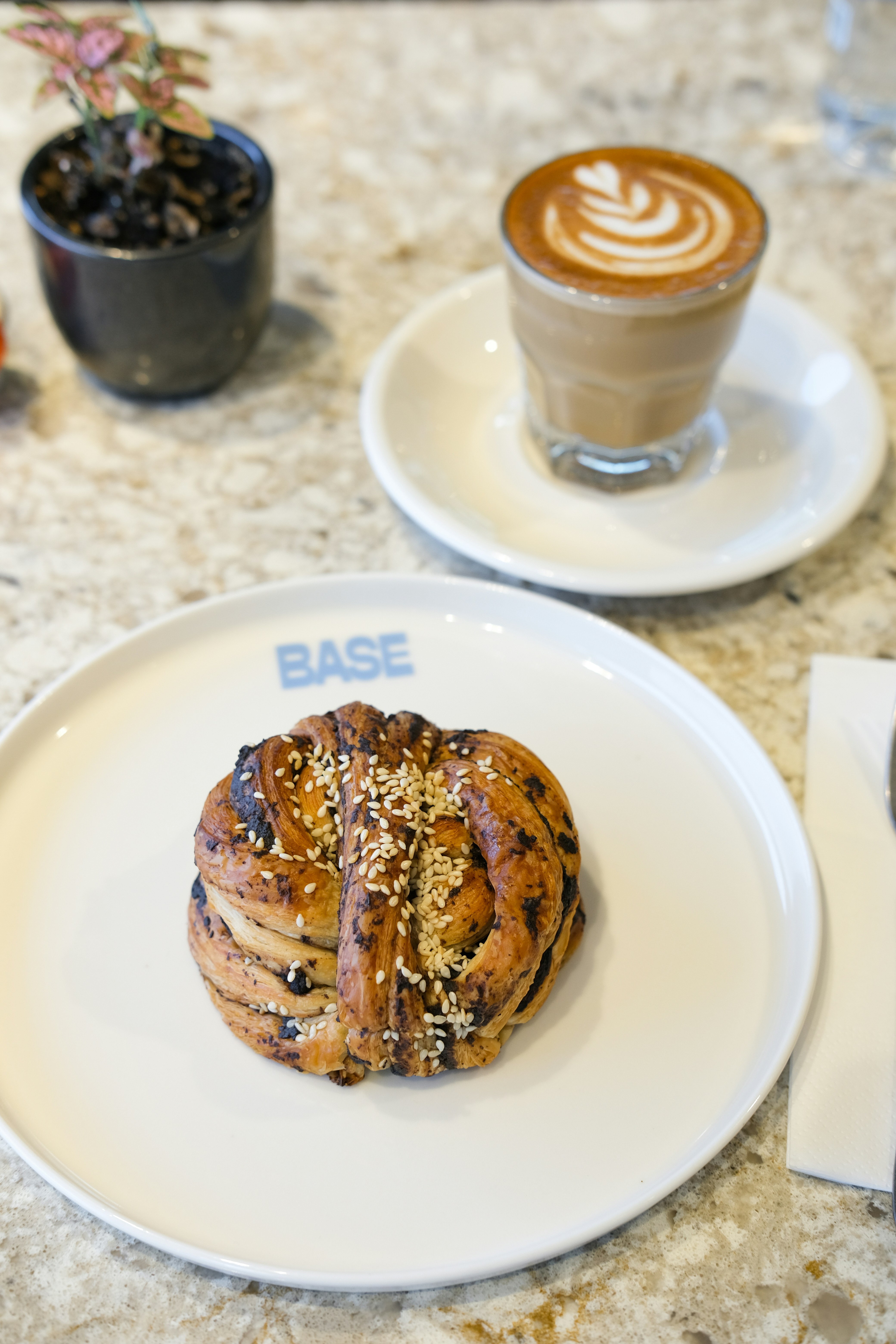 Cinnamon Swirl on a BASE Plate: A Quiet Café Moment with Latte Art