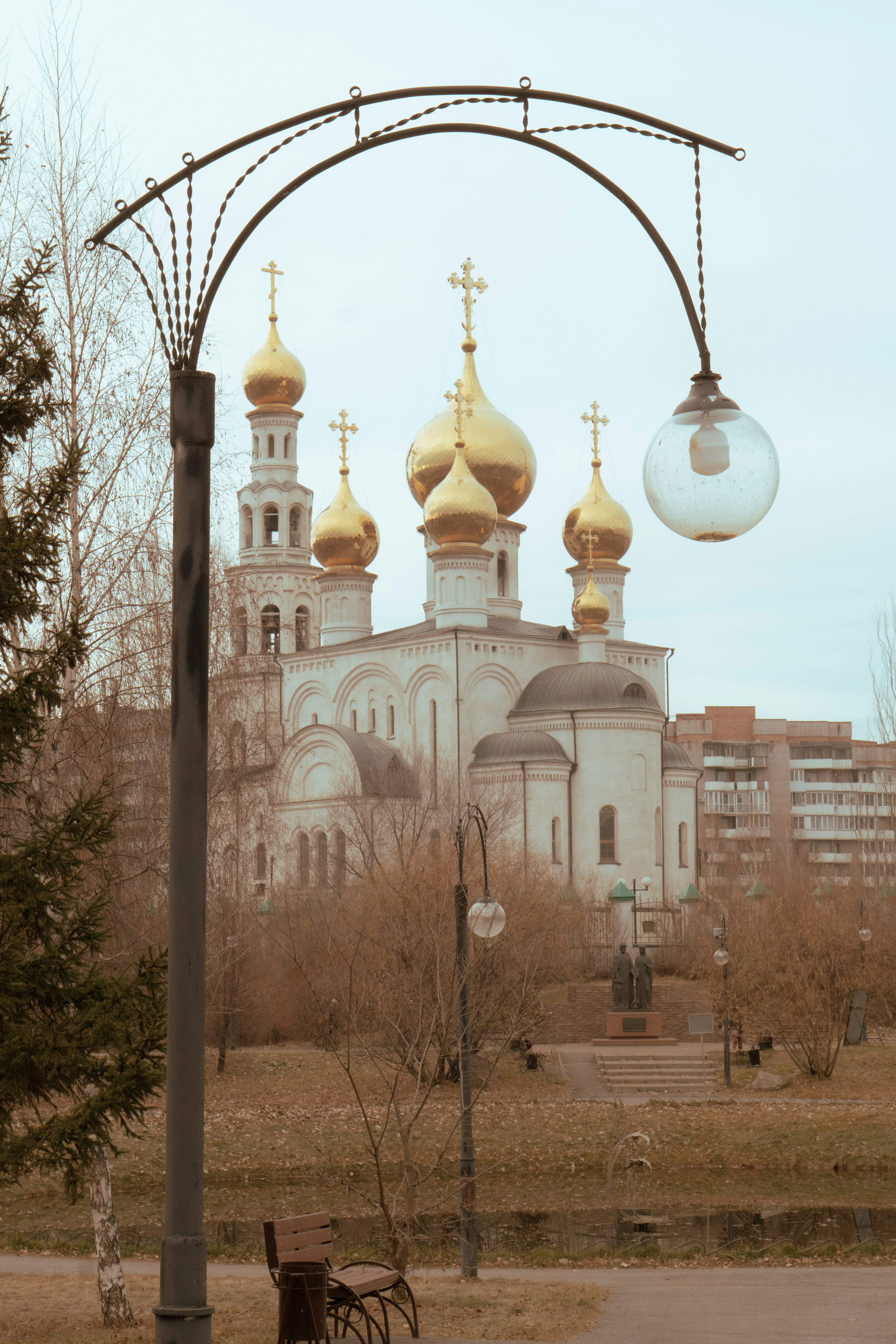 Golden Domes in the Park Arc: A Cathedral Framed by a Curved Lantern