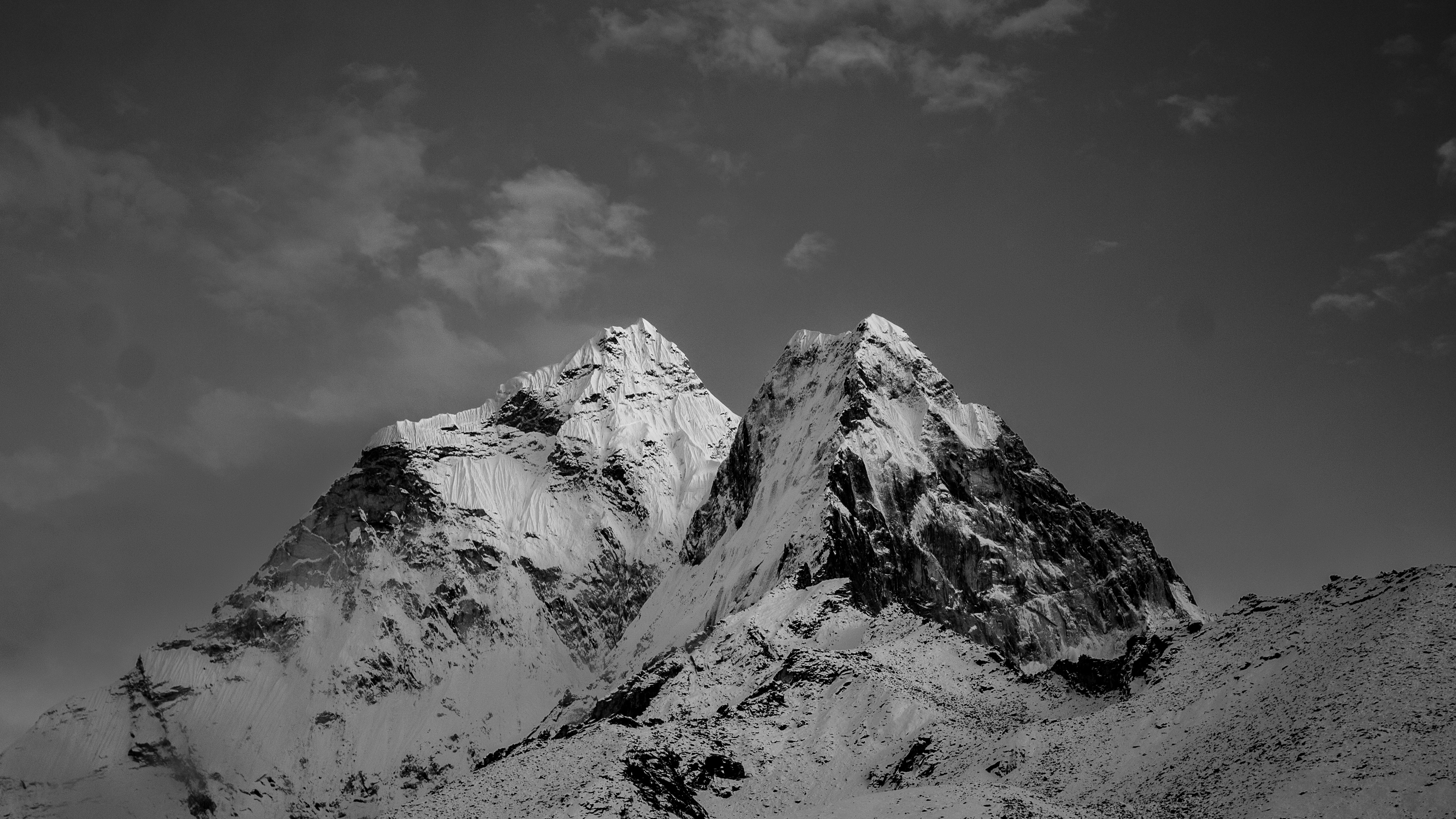 Montañas cubiertas de nieve bajo un cielo nublado foto – Imagen de ...