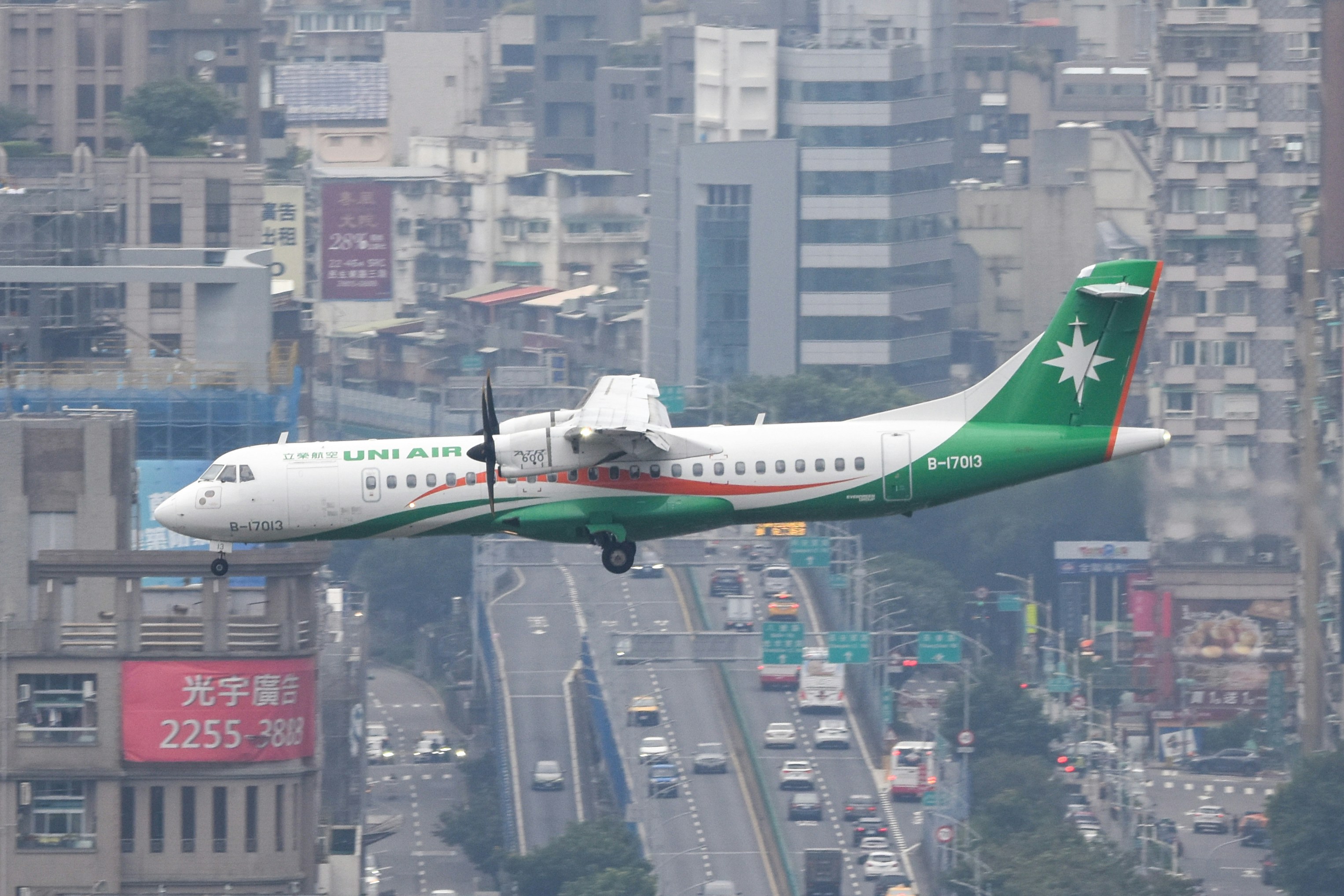 Green-tailed Uni Air Jet Slices Through a Dense Urban Grid