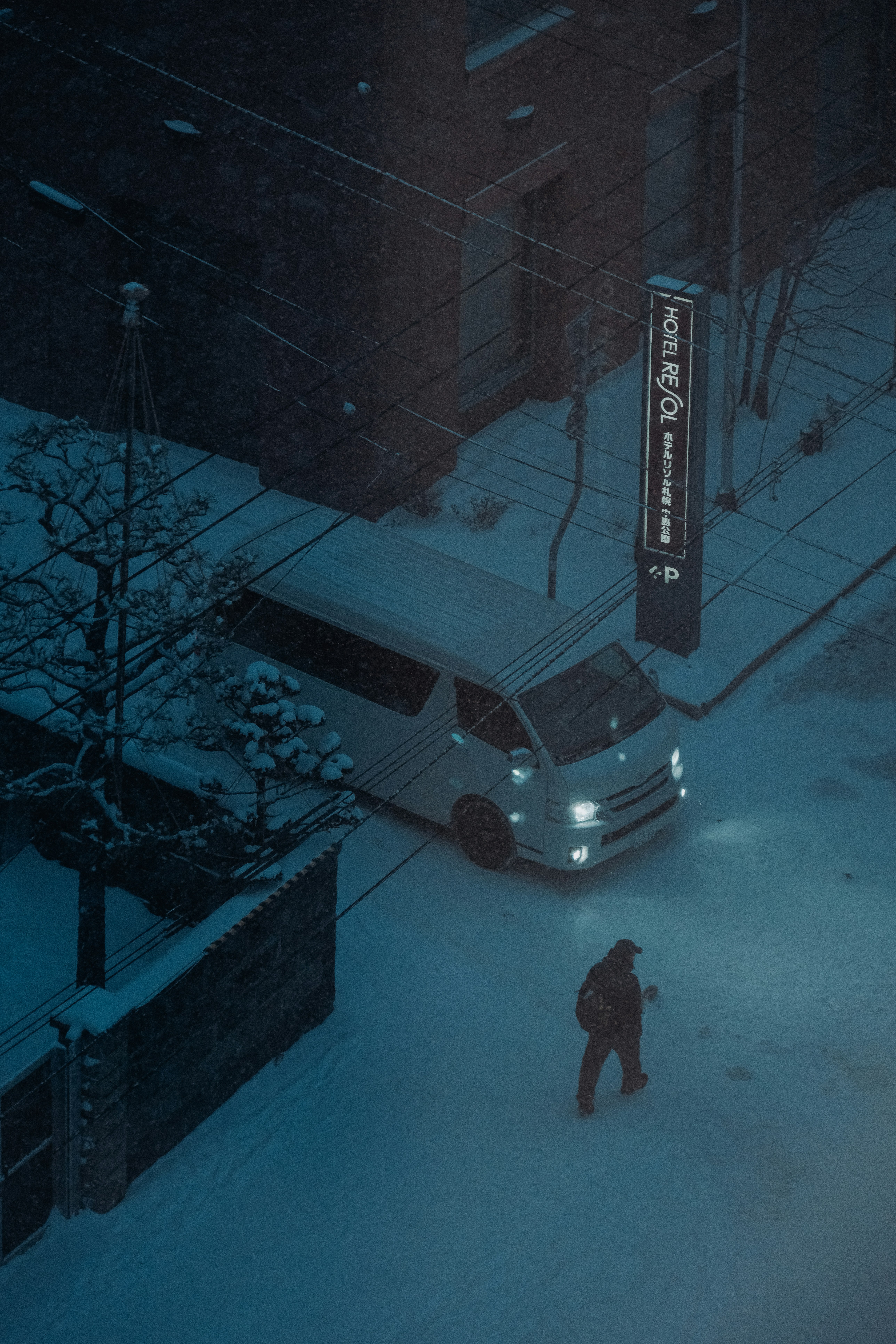 Person walks in snow near van at night. photo – Free Car Image on Unsplash