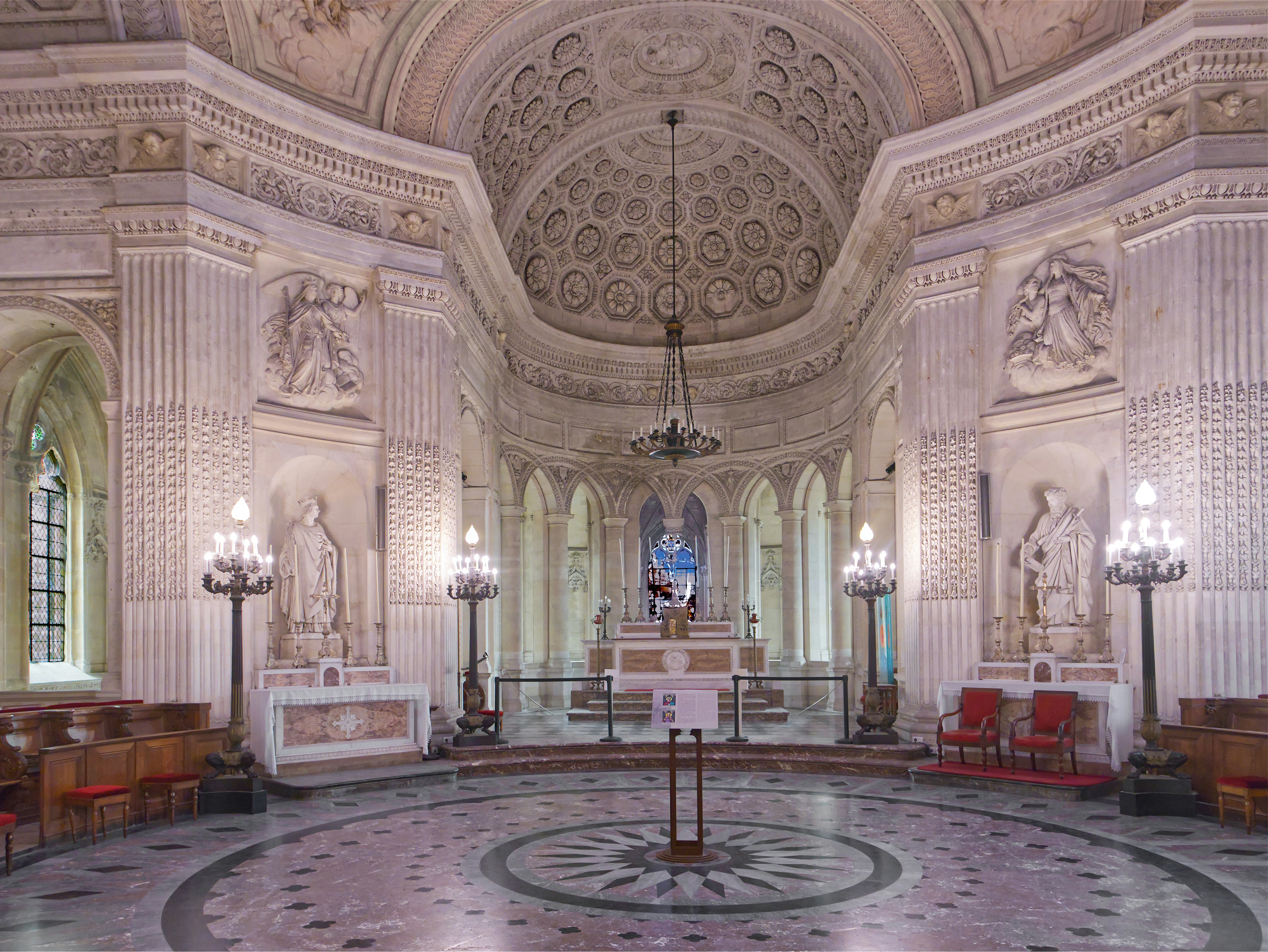 La nef de la Chapelle royale de Dreux est un chef-d’œuvre d’art et d’architecture néogothique. Elle est ornée de bas-reliefs allégoriques et de vitraux exceptionnels, réalisés par la Manufacture royale de Sèvres d’après les cartons d’artistes renommés comme Ingres, Flandrin et Horace Vernet.