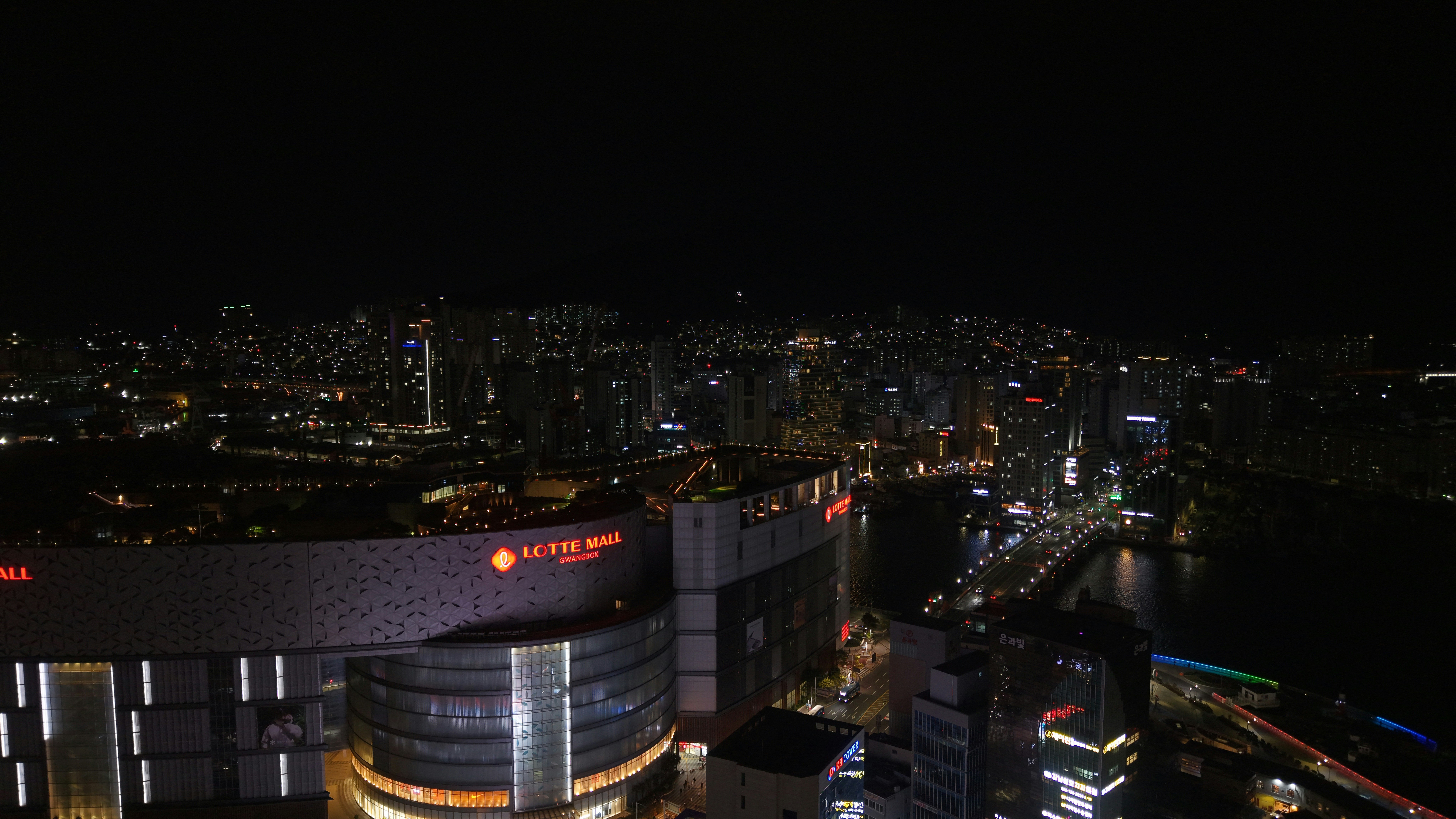 아름다운 부산시의 야경을 드론으로 촬영한 사진입니다.
