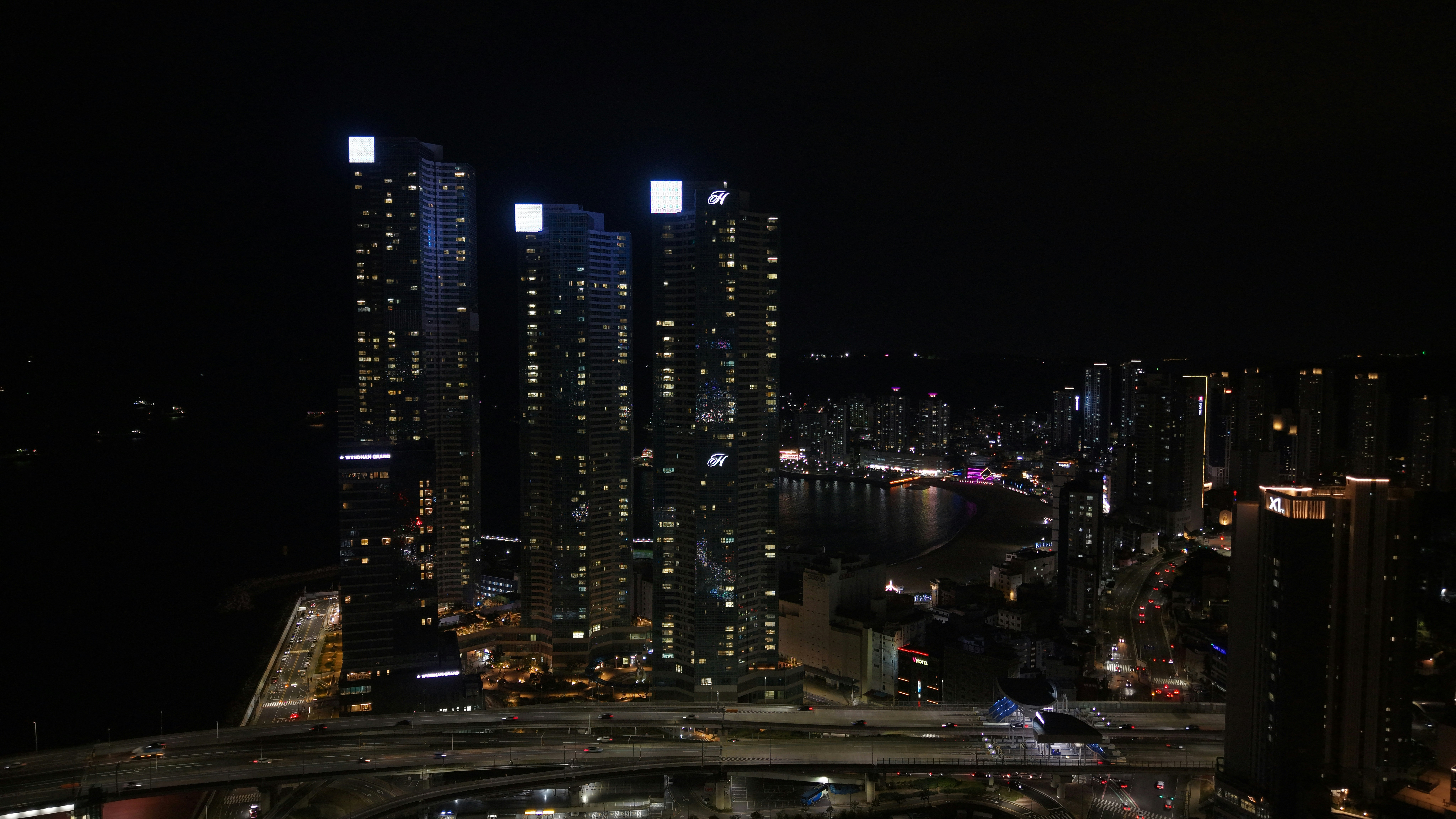 아름다운 부산시의 야경을 드론으로 촬영한 사진입니다.