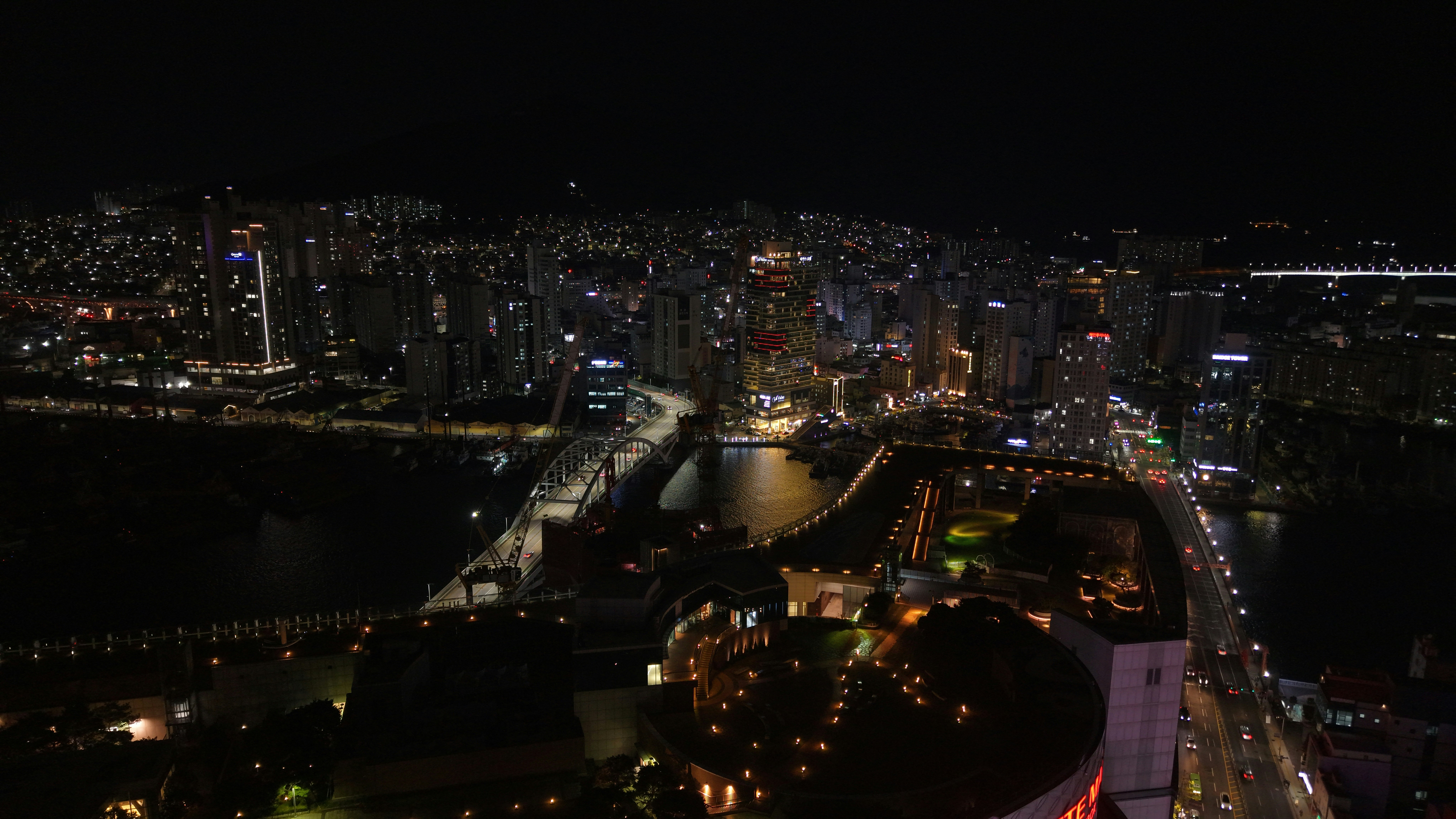 아름다운 부산시의 야경을 드론으로 촬영한 사진입니다.
