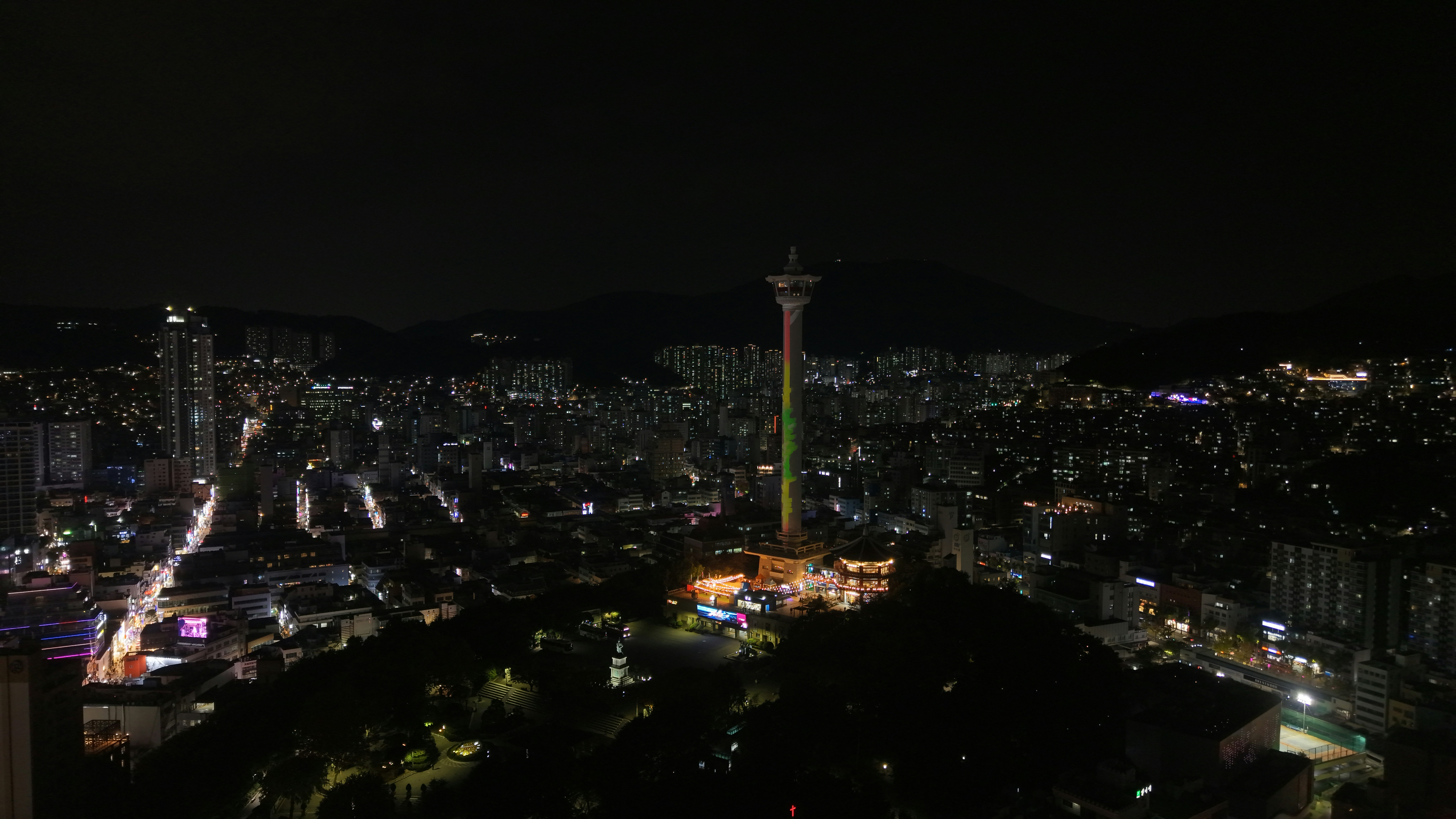 아름다운 부산시의 야경을 드론으로 촬영한 사진입니다.