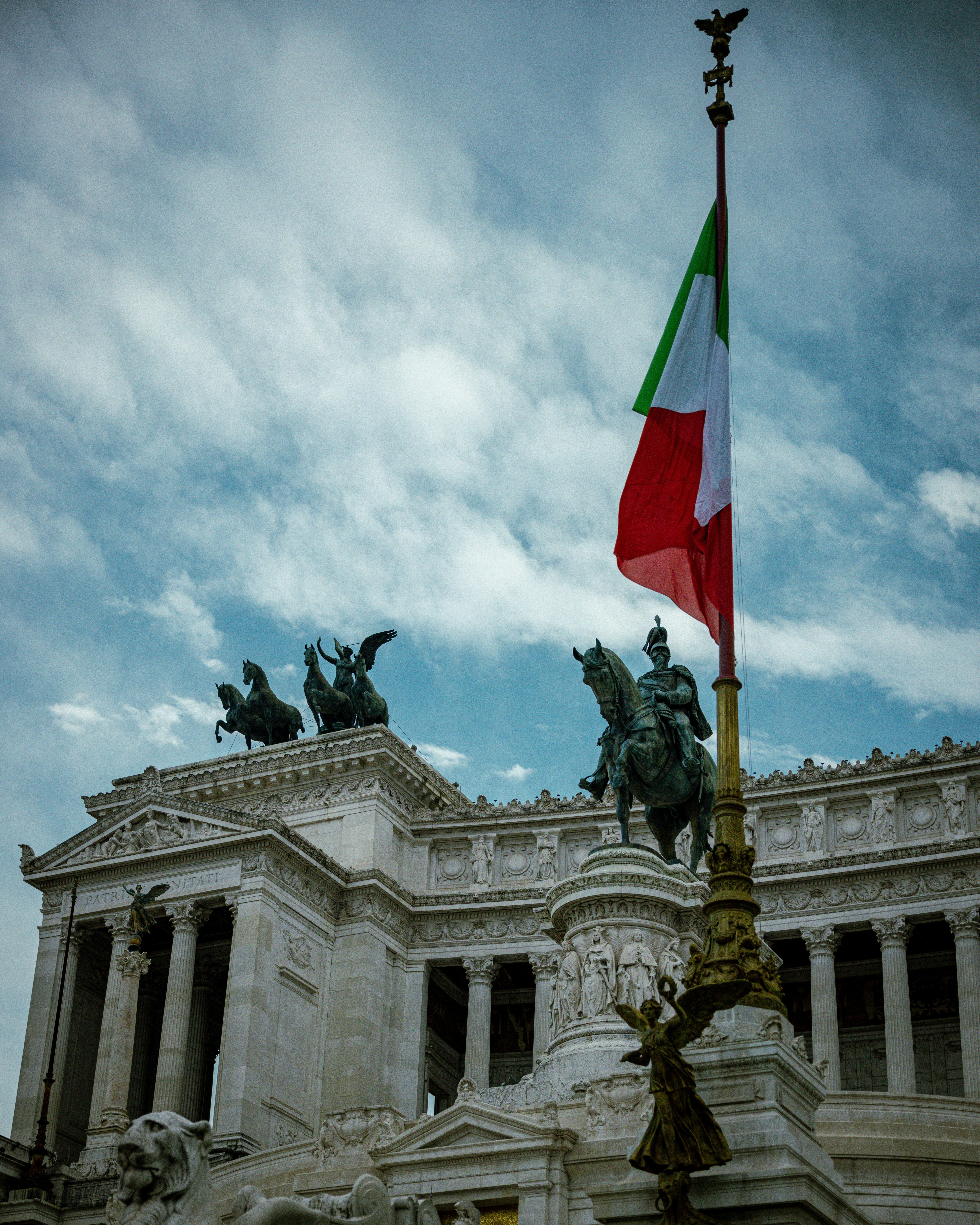 Flag over the Vittoriano: Rome’s marble monument under a blue sky