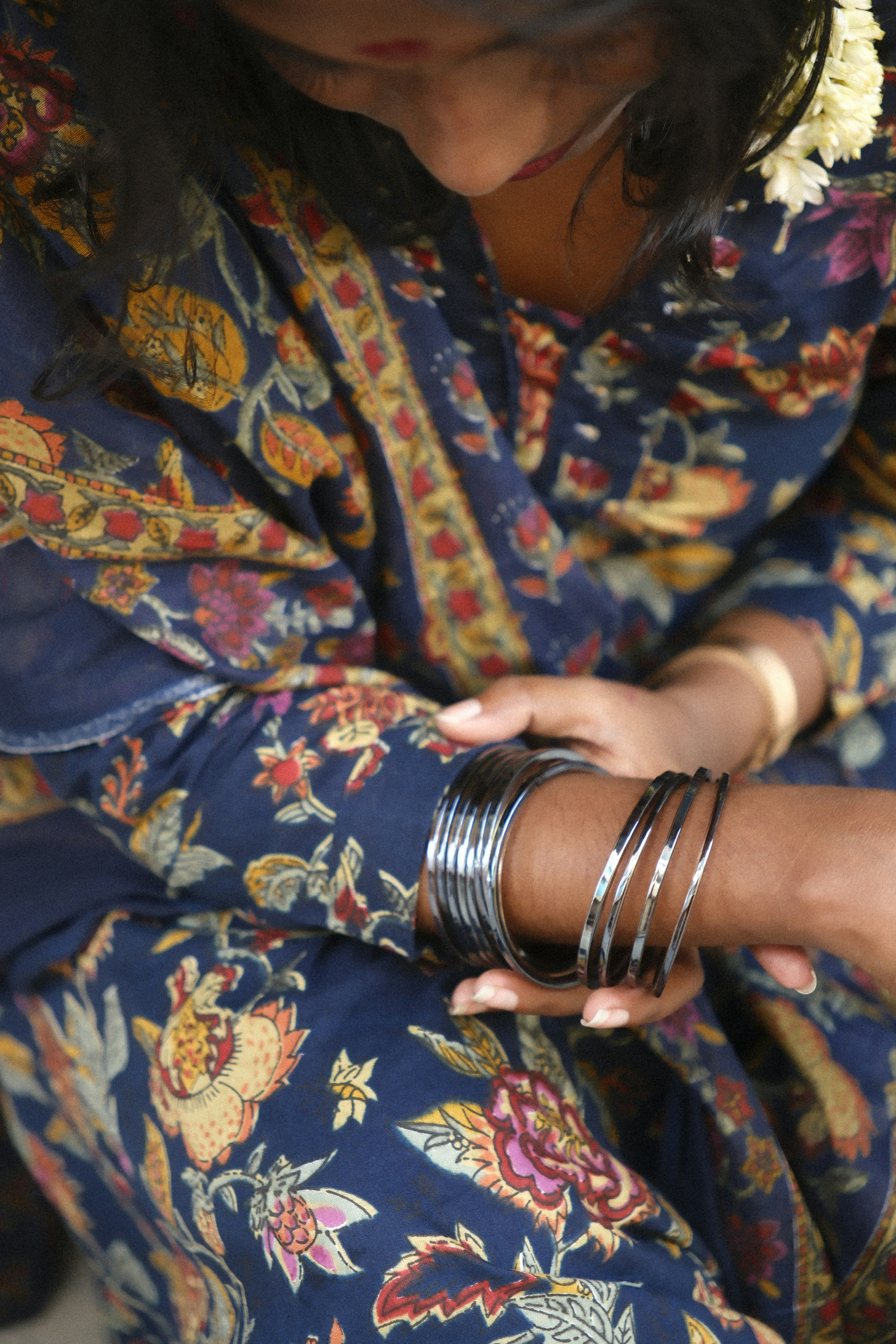 Woman wearing a floral print saree with bangles photo – Free Jewelry ...