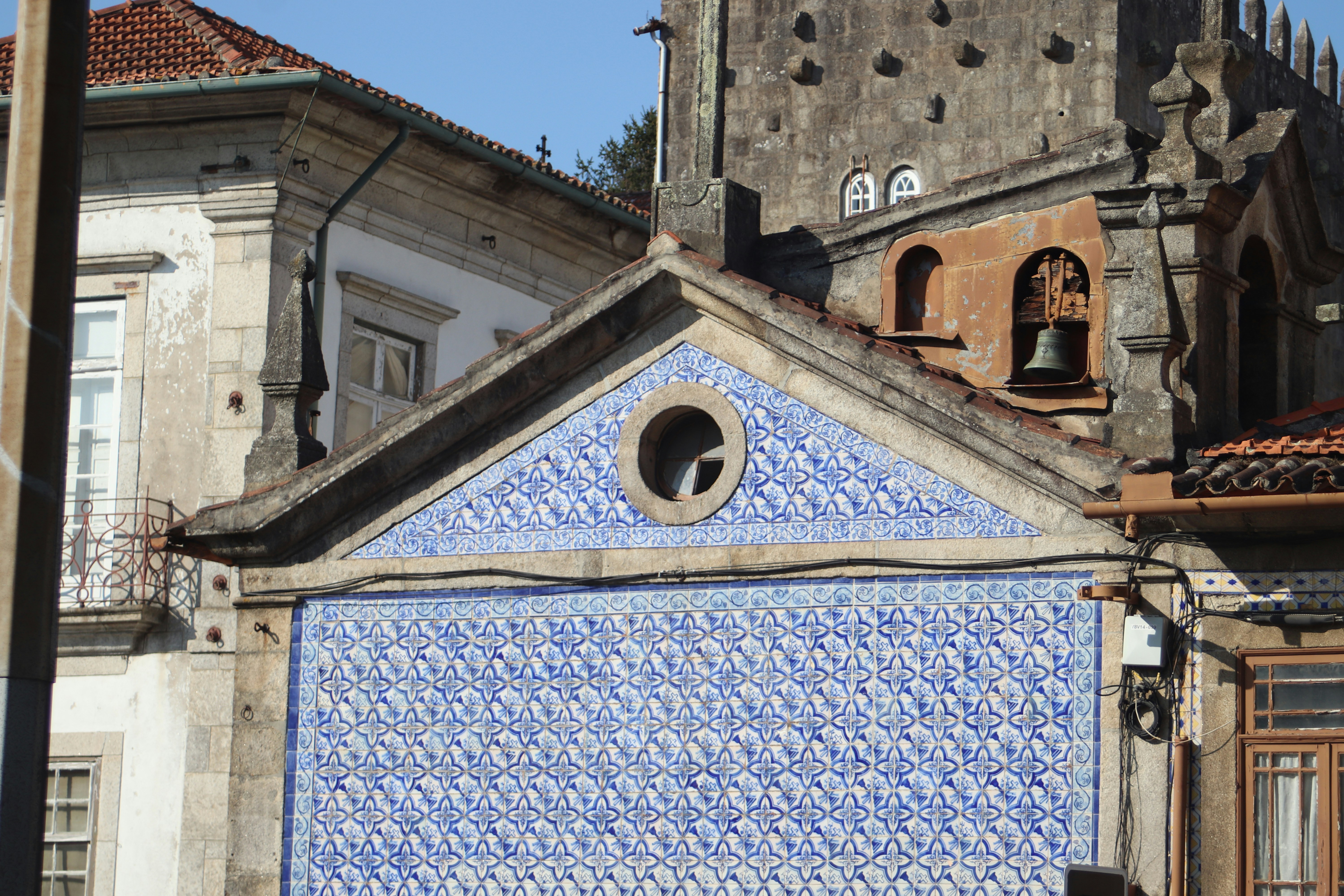 Circular Window Amid a Sea of Azulejos on a Lisbon-Style Facade