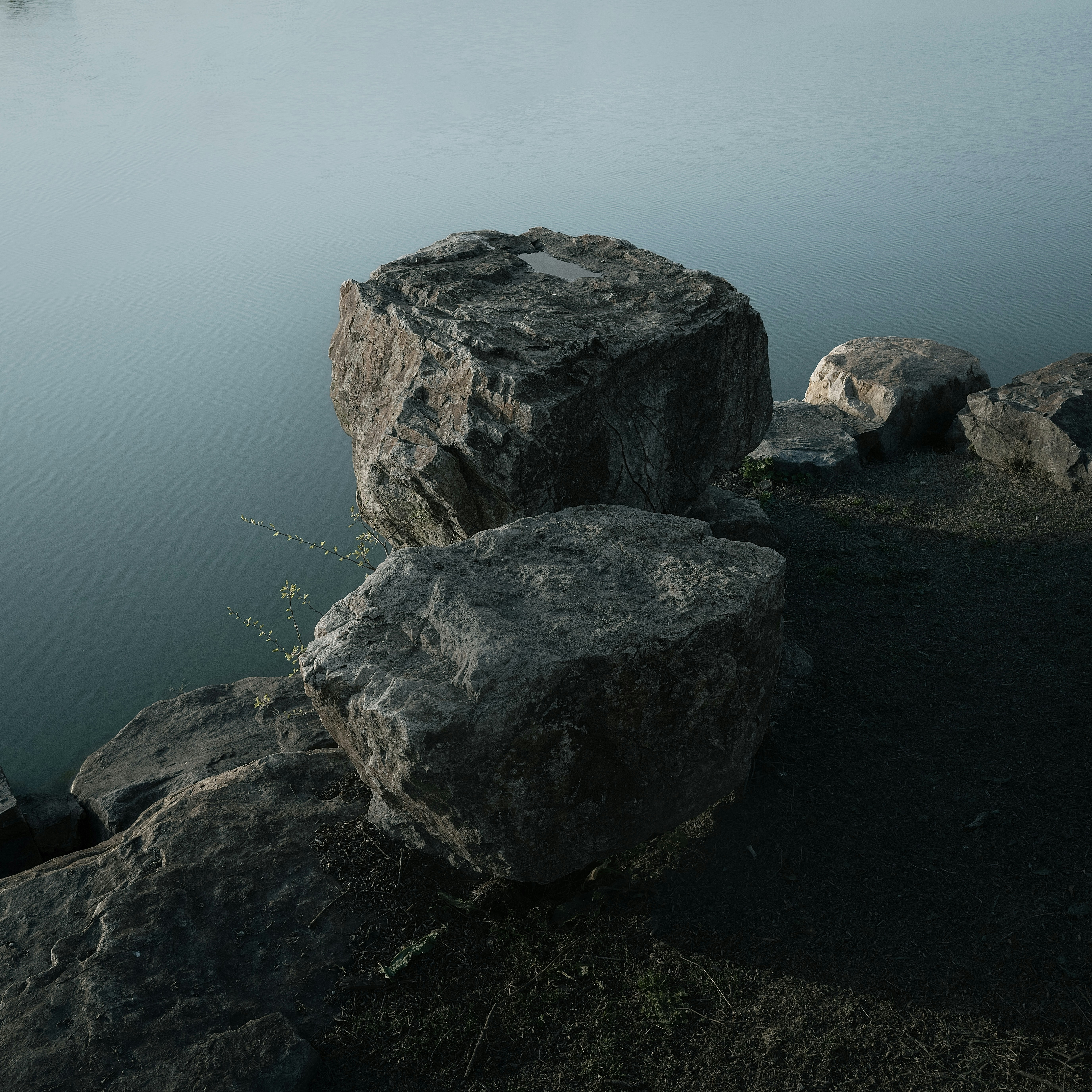Lakeside Granite: Weathered Boulders Framing a Glassy Lake
