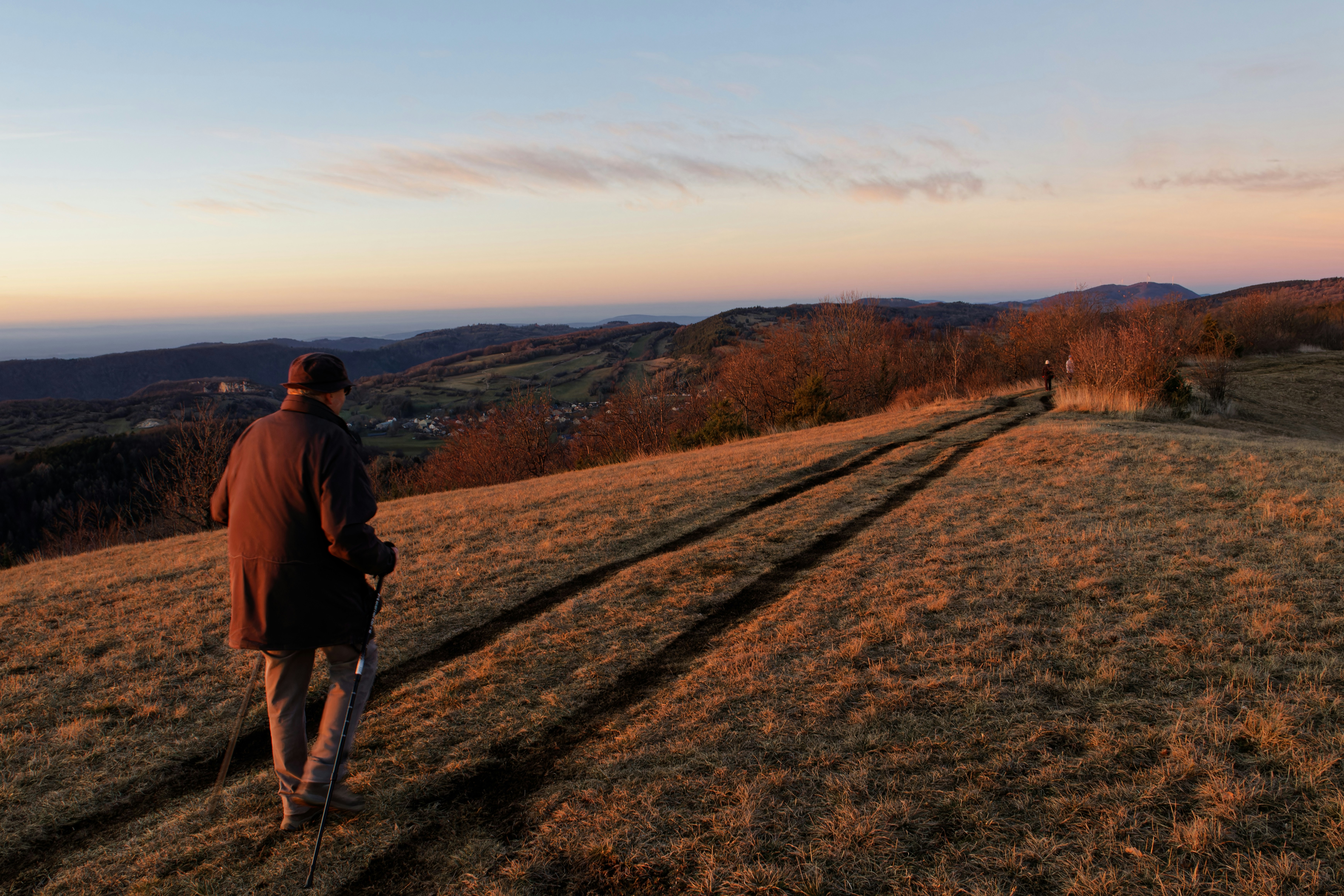 Twilight Ridge: A Photographer's Vigil on the Hilltop
