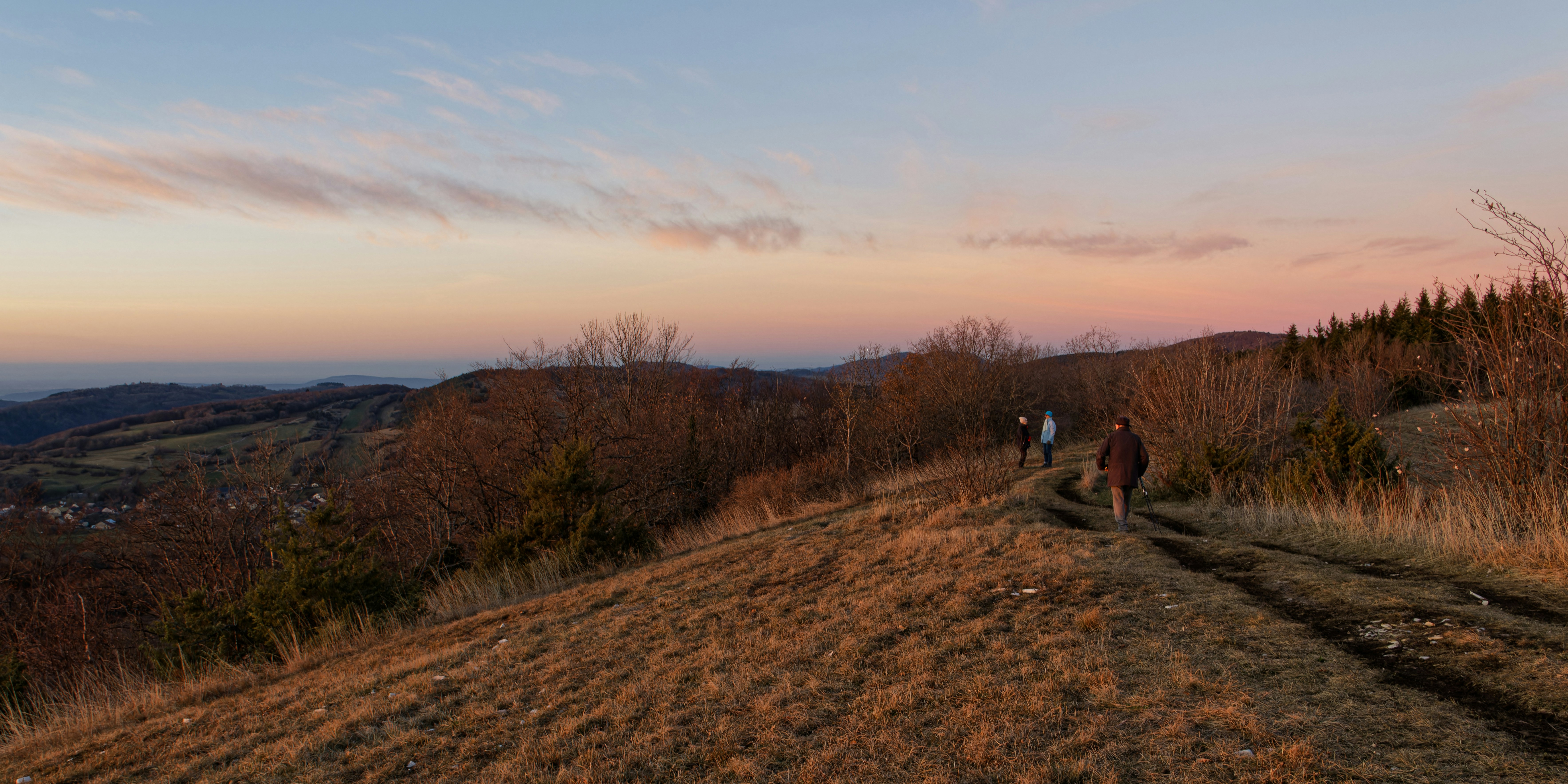 Dusk on the Ridge: A Gentle Ascent Along the Sunset Trail