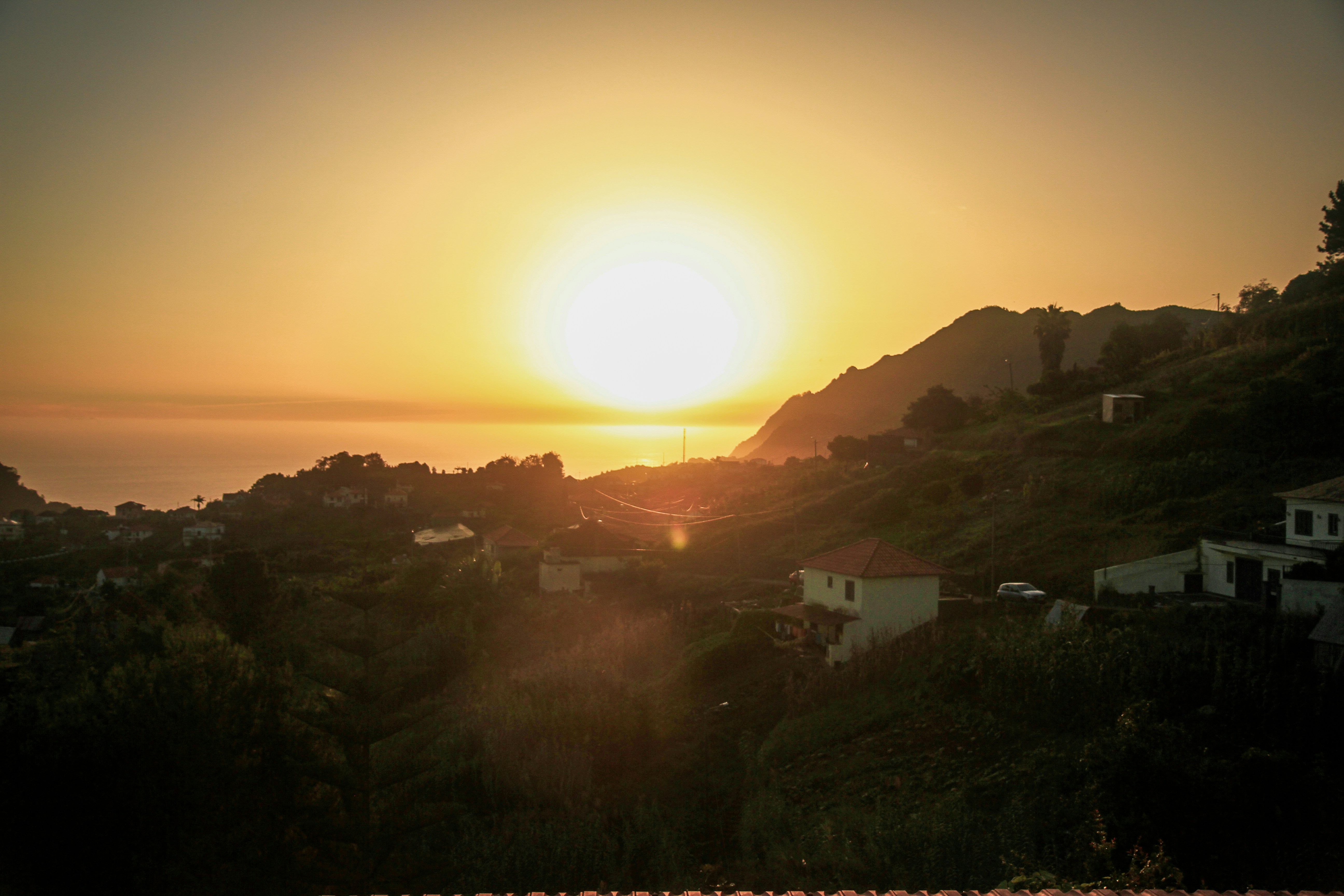 Fire spreads in Madeira: the warm tones intensify, transforming the sky into a blaze of gold and crimson.