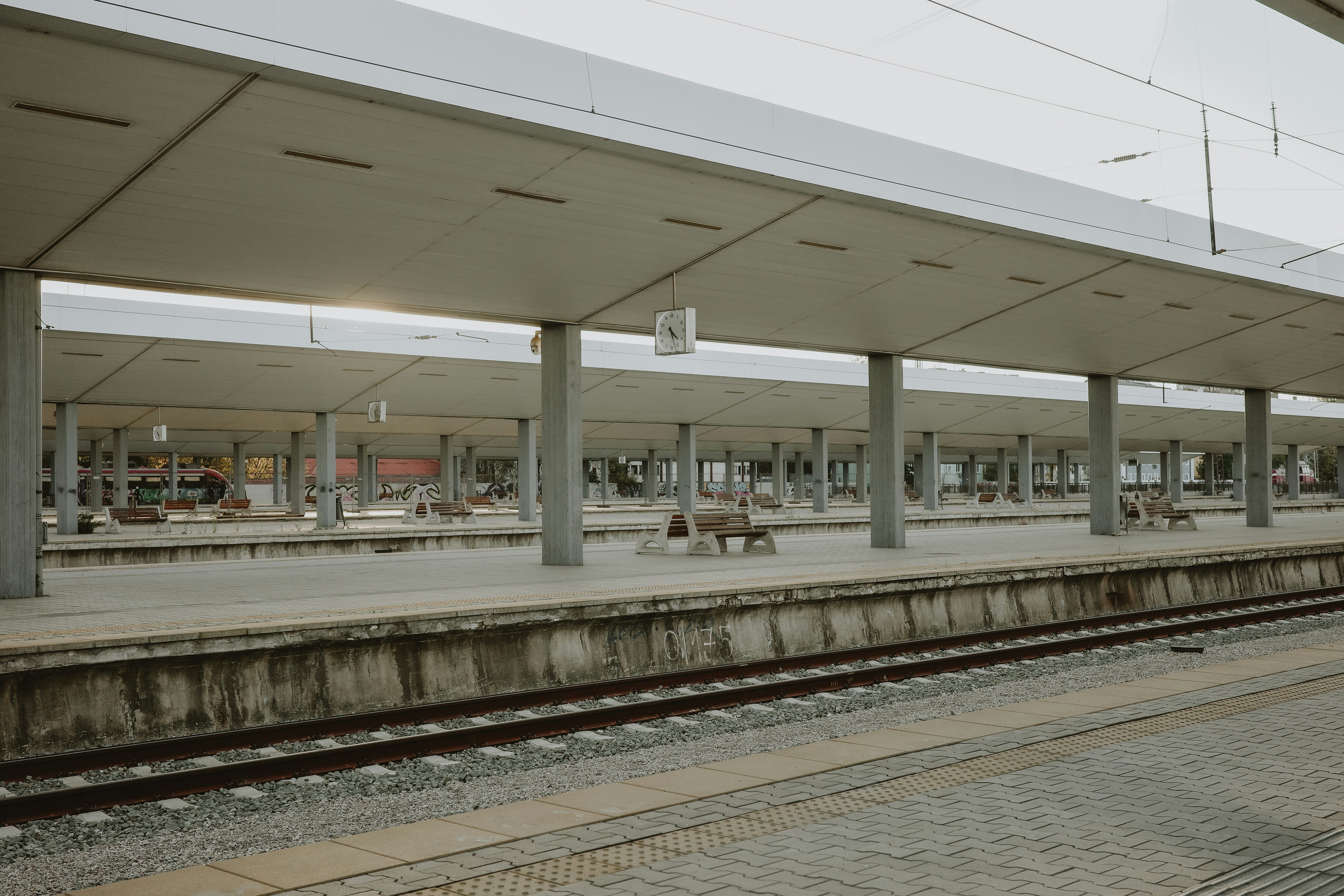 Columns in Repetition: A Quiet Platform Under the Station Canopy