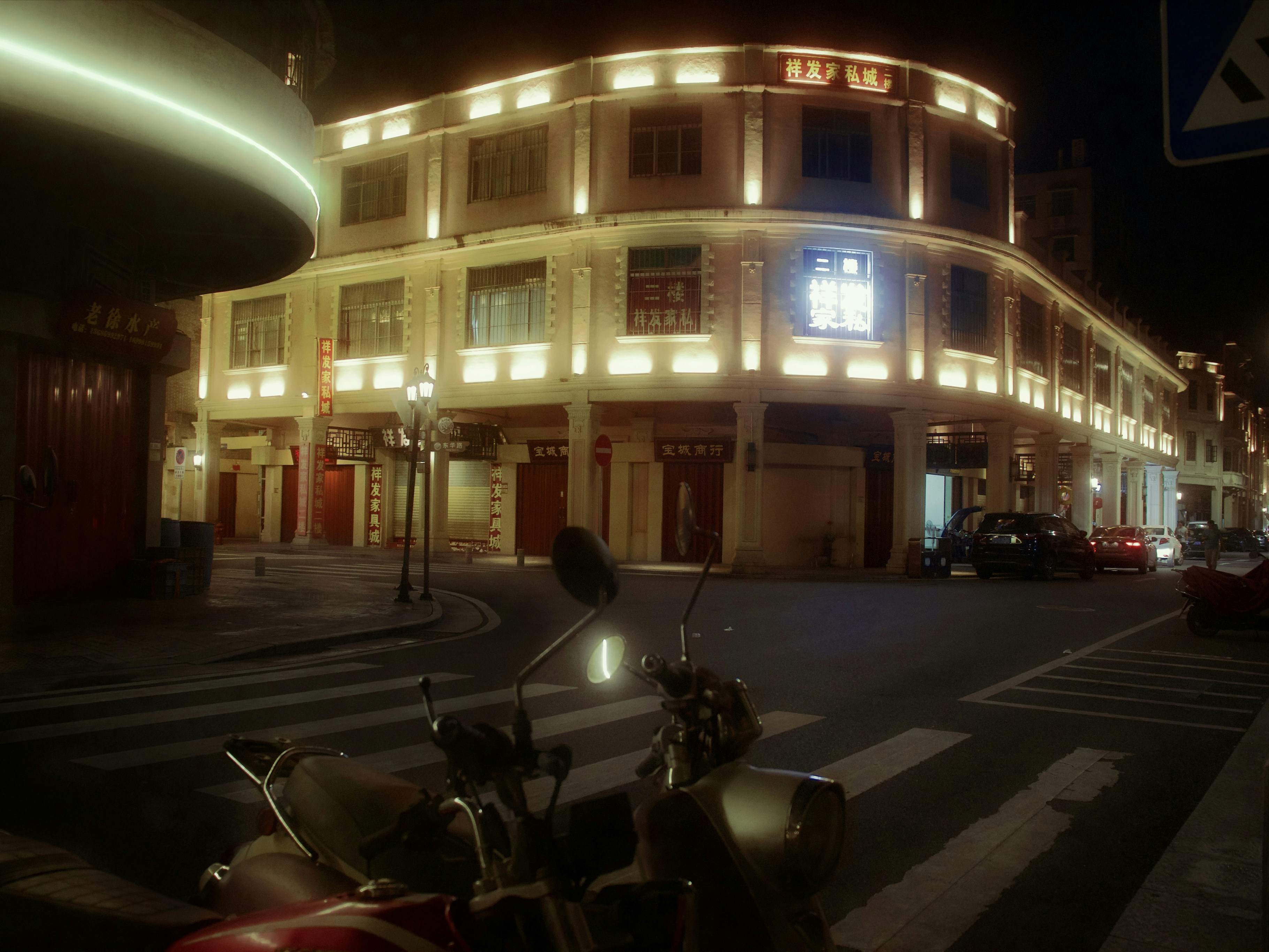 Neon-Outlined Corner: Nighttime Glow on a Curved City Facade
