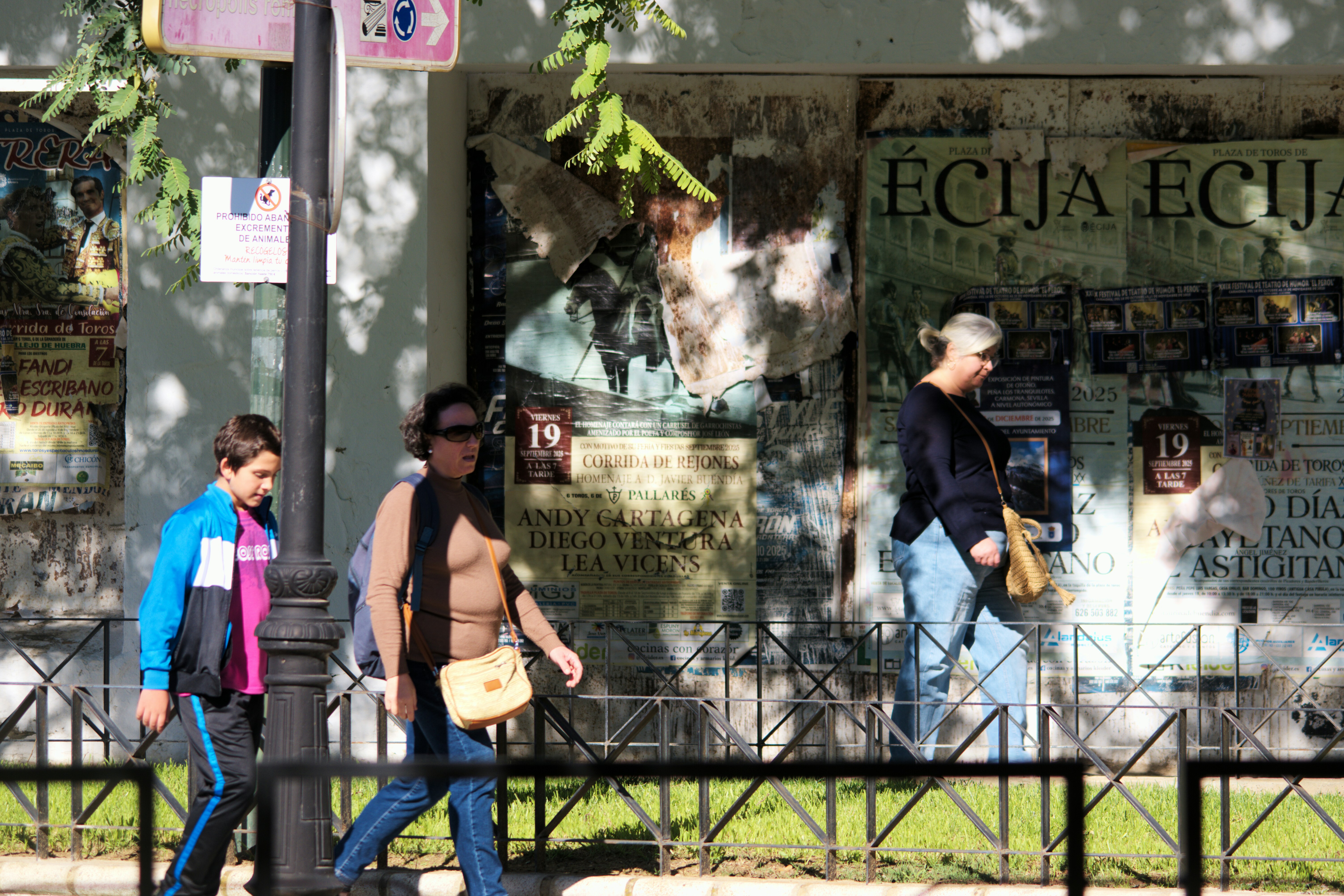 This an intentional capture of people in the street. I just placed myself in a plave and shot ordinary people passing by