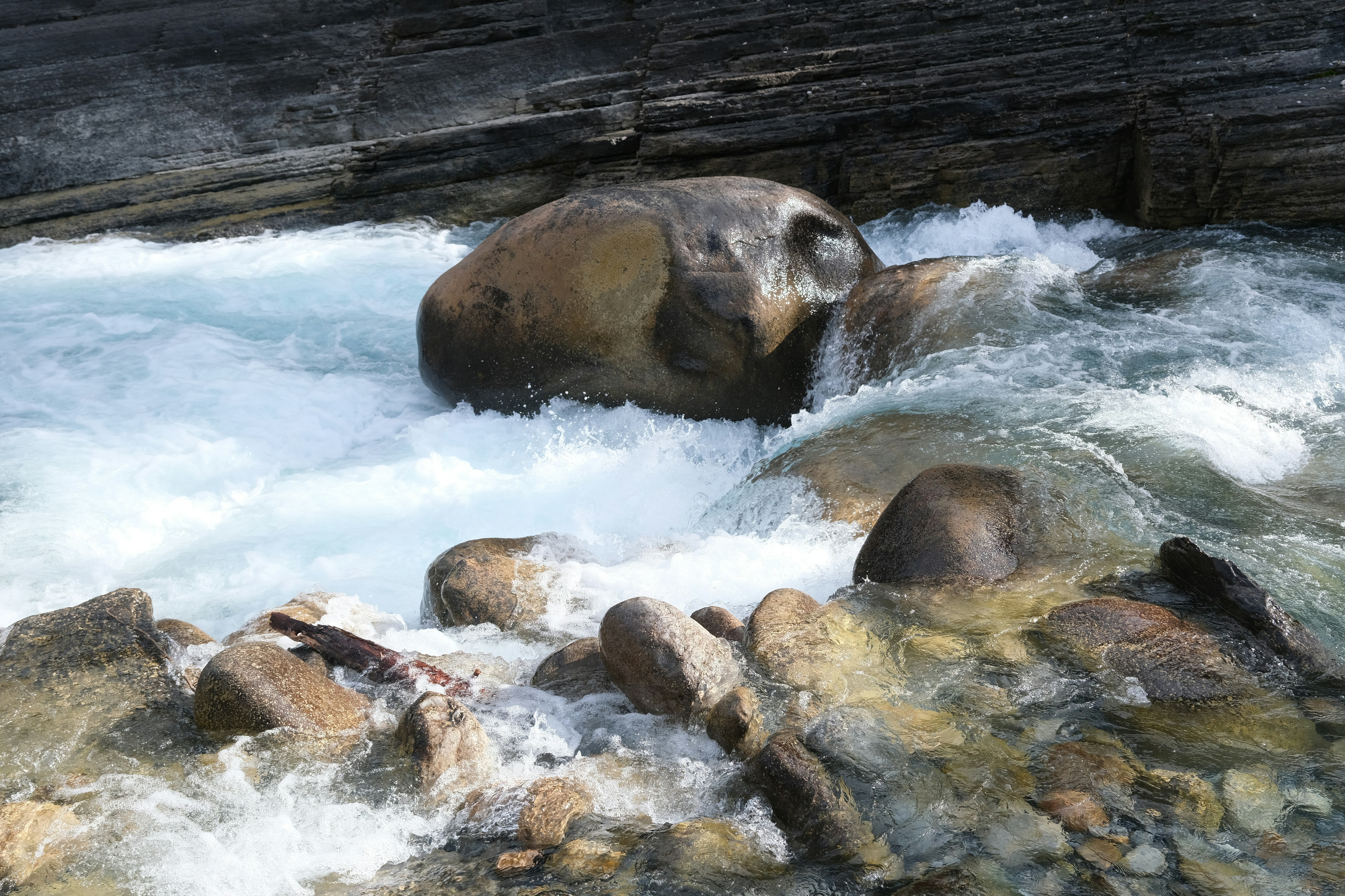 Sea-Stone Quiet: A Log-Guarded Pool Embraced by Tuned Waves