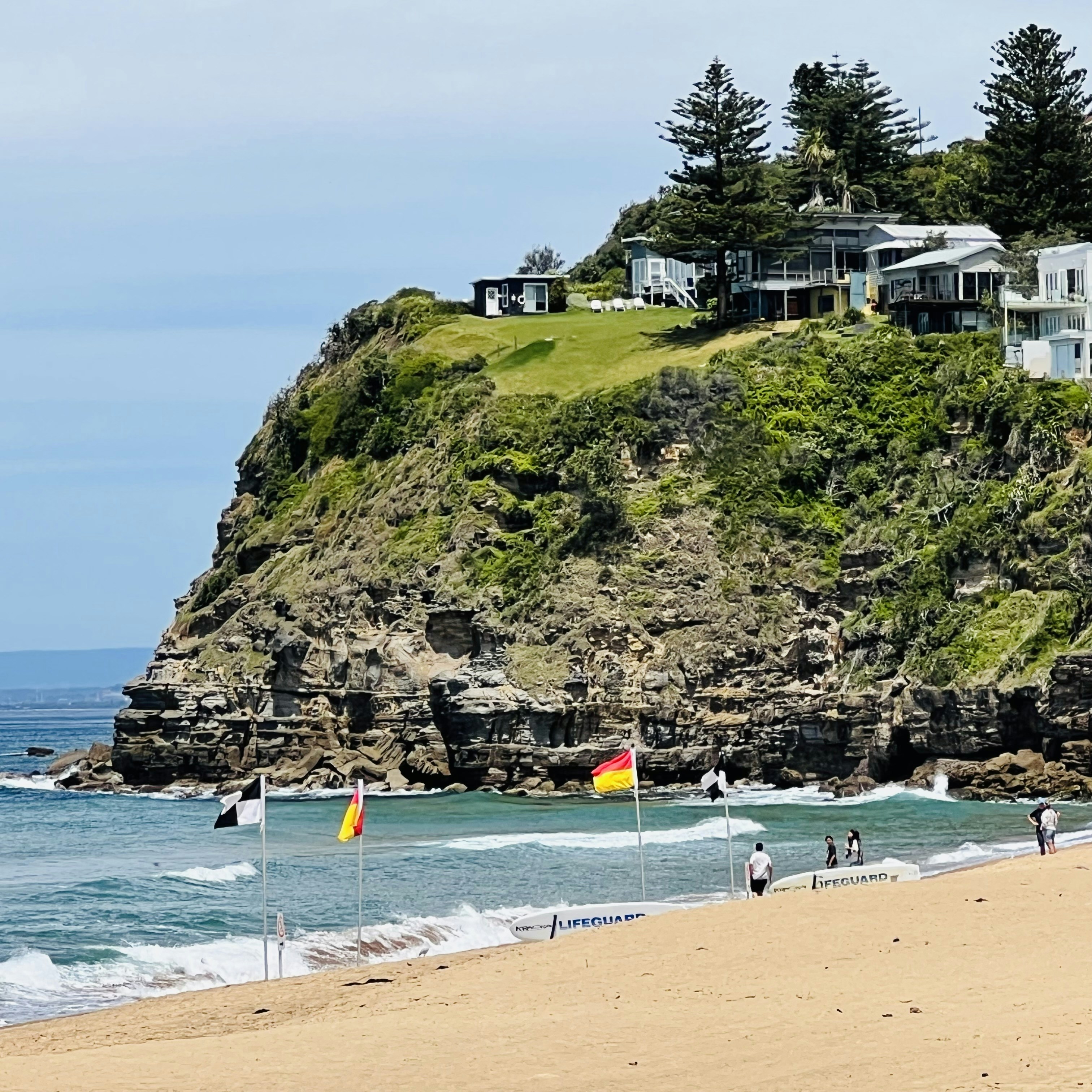 Clifftop Vista: Modern Homes Crown the Coastal Edge