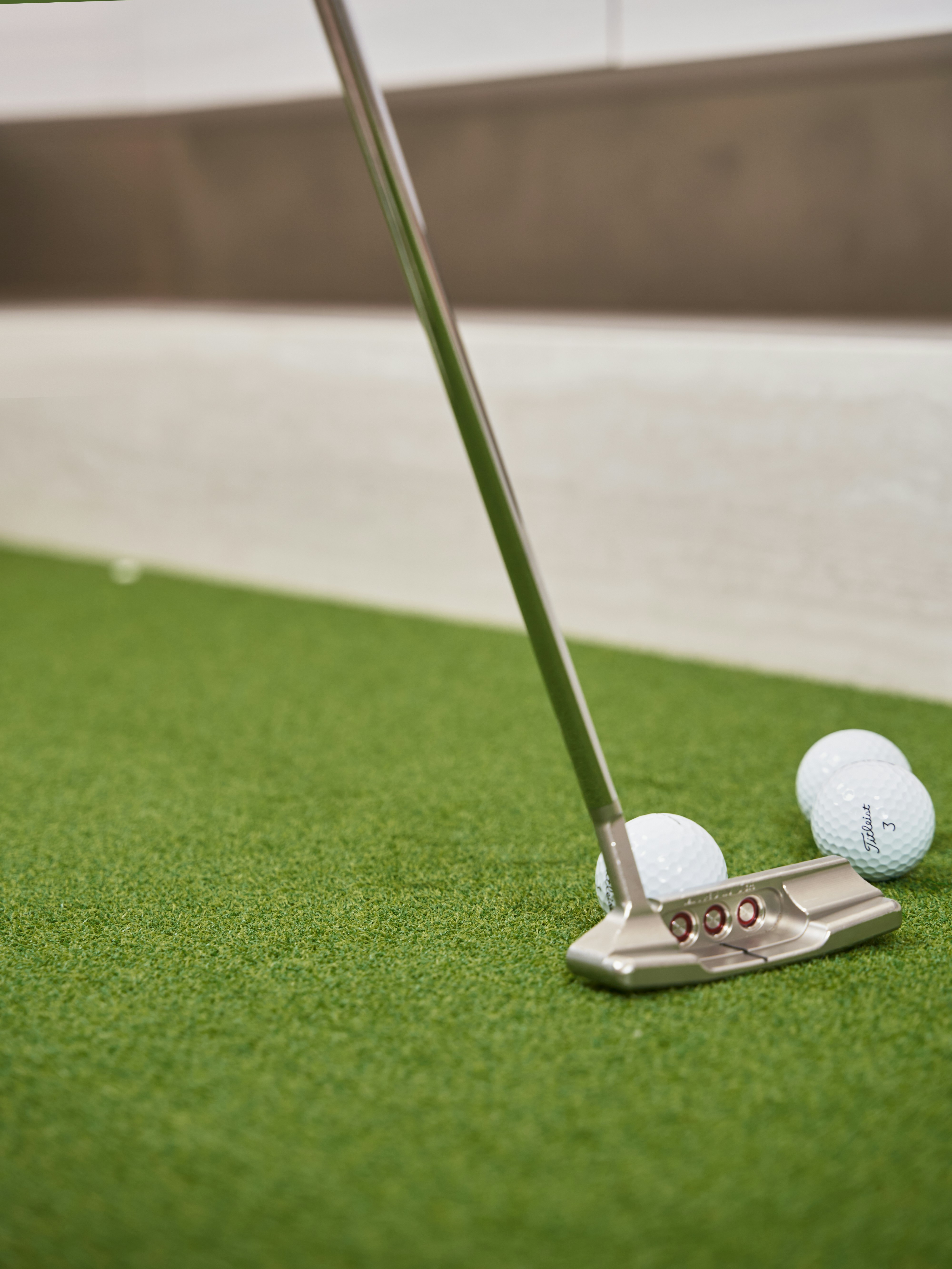 Precision Practice on Synthetic Green: Putter and Golf Balls in Focus