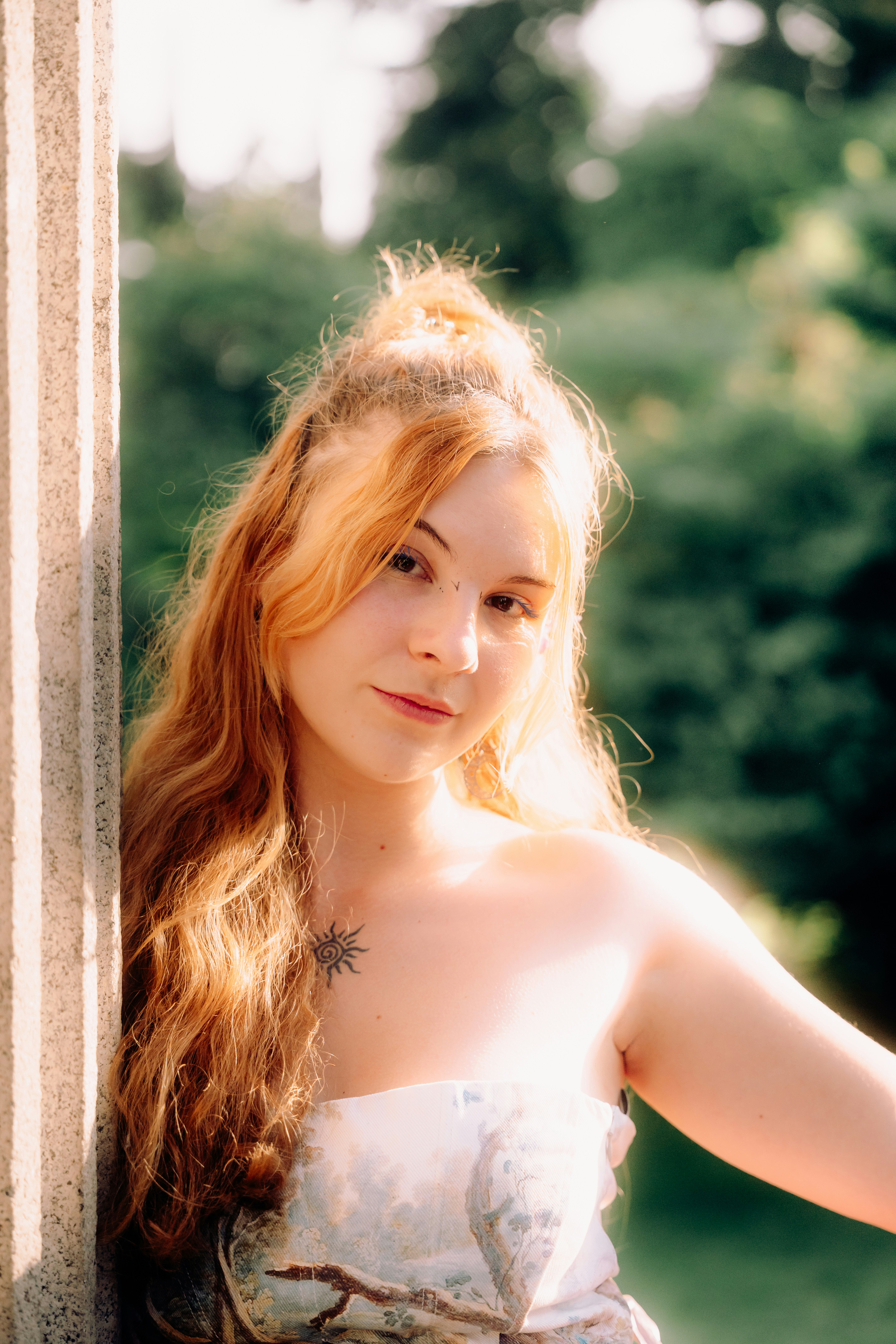 Sunlit Portrait at the Edge: A Warm-Glowed Moment