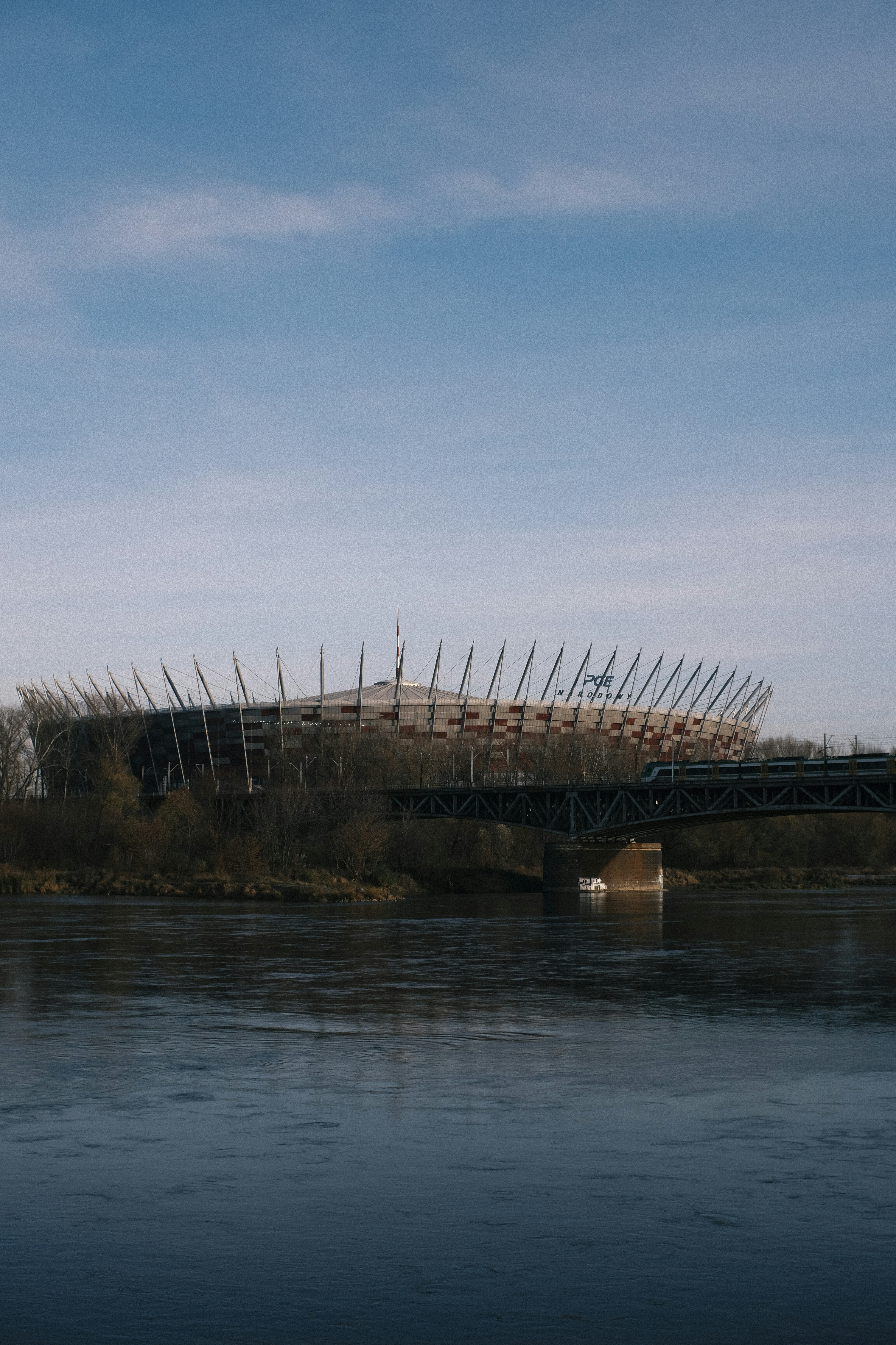 Spire Crown Over the Thames: A Stadium Wrapped in Light and Steel