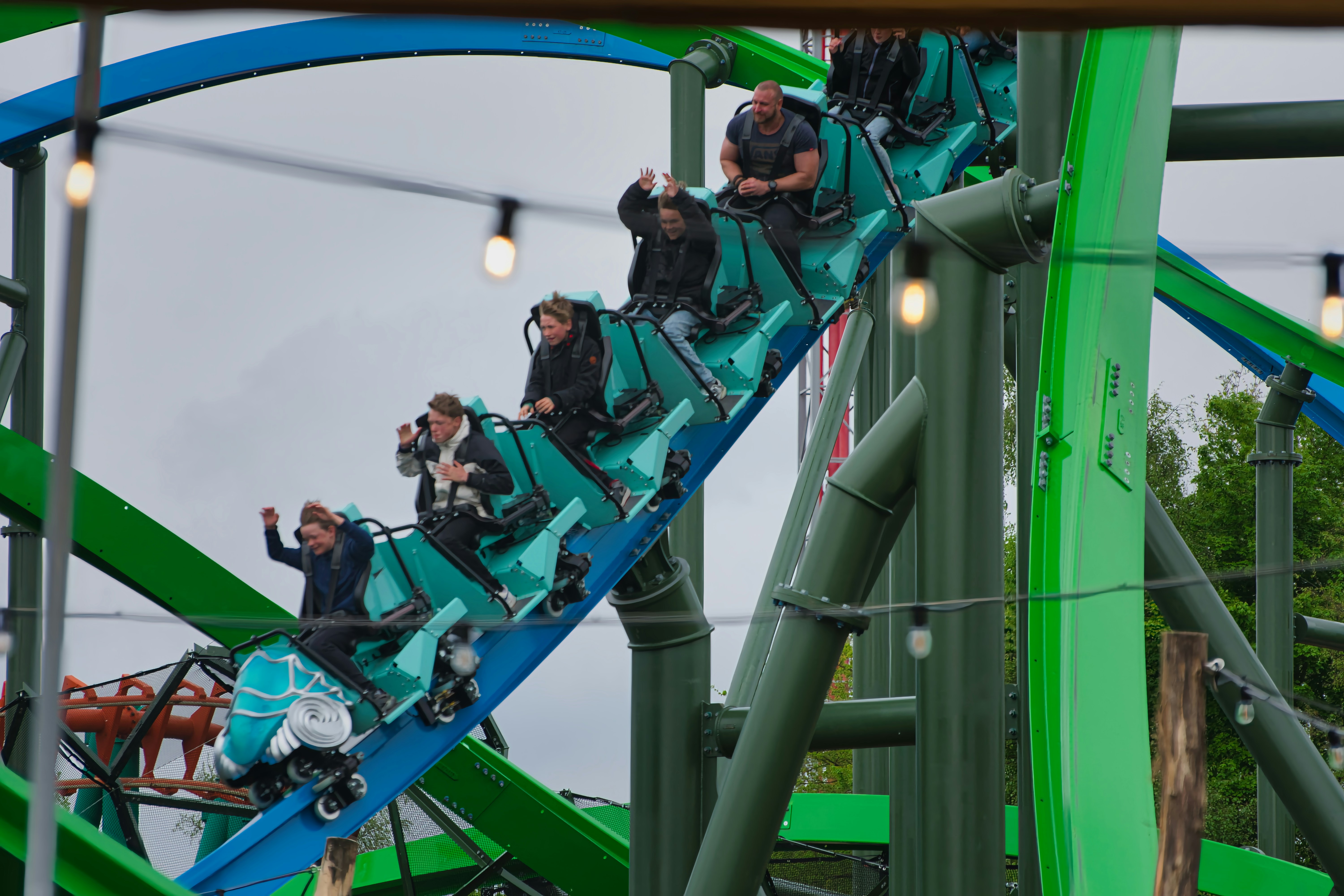 Yoy (Blue Side) – pure spin-powered energy. 🔵🎢 One of Walibi Holland’s newest thrills, Yoy (Blue Side) puts riders in the middle of a high-energy dance between motion, speed, and rotation. Its unpredictable spinning, sleek design, and synchronized movement with the Orange Side make for a dynamic, ever-changing ride experience every time. 🎢 Ride Facts: Type: Spinning Coaster (Mack Rides) Opened: 2025 Height: ~19 m Length: ~500 m Top Speed: ~60 km/h Inversions: 0 Special Feature: Dual track – synchronized dueling layout with Orange Side Duration: ~1:20 min Trains: 2 trains per side, 4 cars e