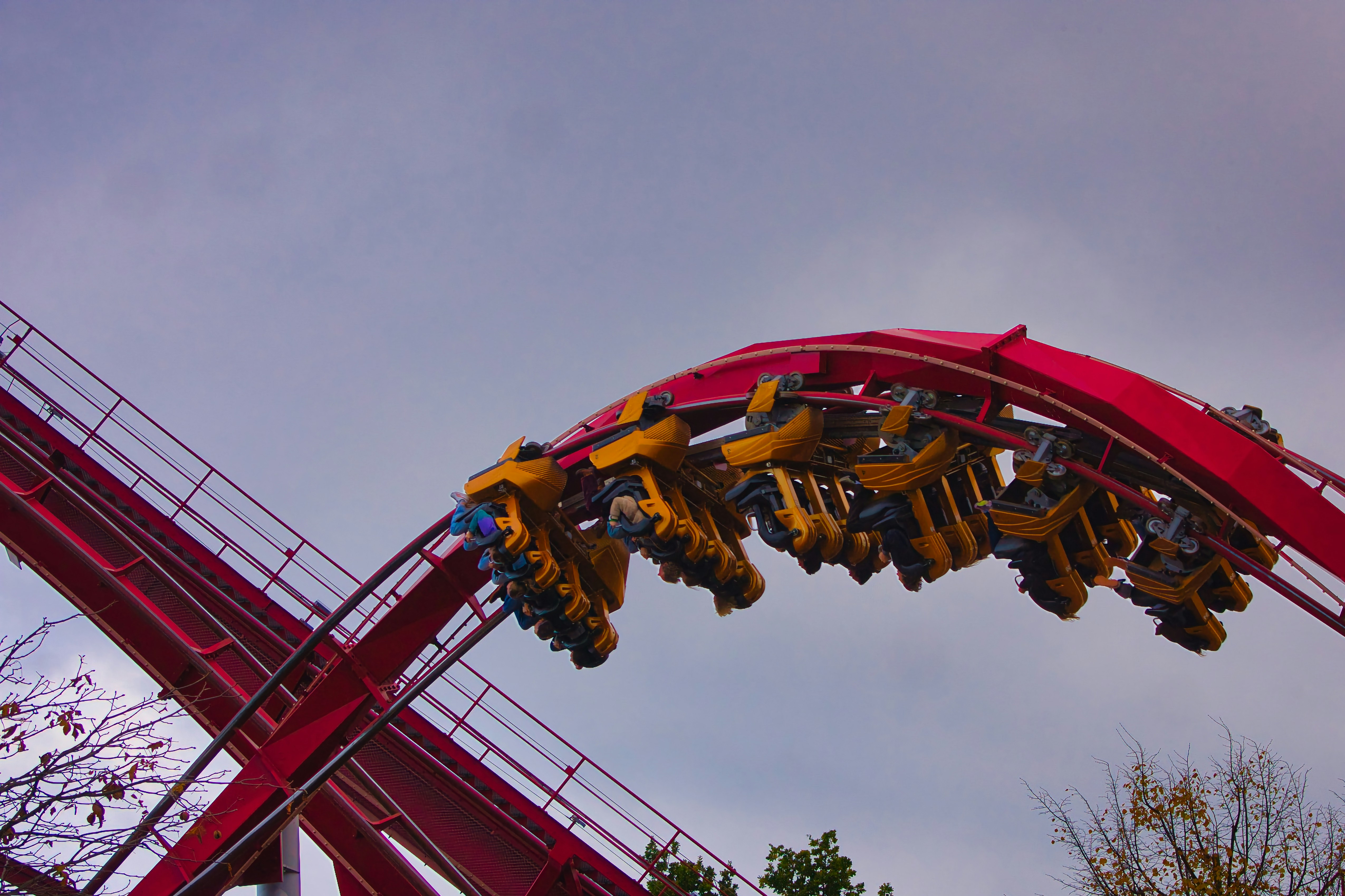 Dæmonen – the demon rises above Tivoli Gardens. 🔥 Compact yet fierce, this B&M floorless coaster dives through three intense inversions — a vertical loop, Immelmann, and zero-g roll — all surrounded by the stunning cityscape of Copenhagen. Blending elegance, precision, and pure adrenaline, Dæmonen is a small coaster with a huge bite. 🎢 Ride Facts: Type: Floorless Coaster (Bolliger & Mabillard) Opened: 16 April 2004 Height: 28 m Length: 564 m Top Speed: 77 km/h Inversions: 3 Duration: ~1:46 min Trains: 2 trains, 3 cars each (4 riders per row) Theme Area: Chinese Area – dragons, lanterns, and