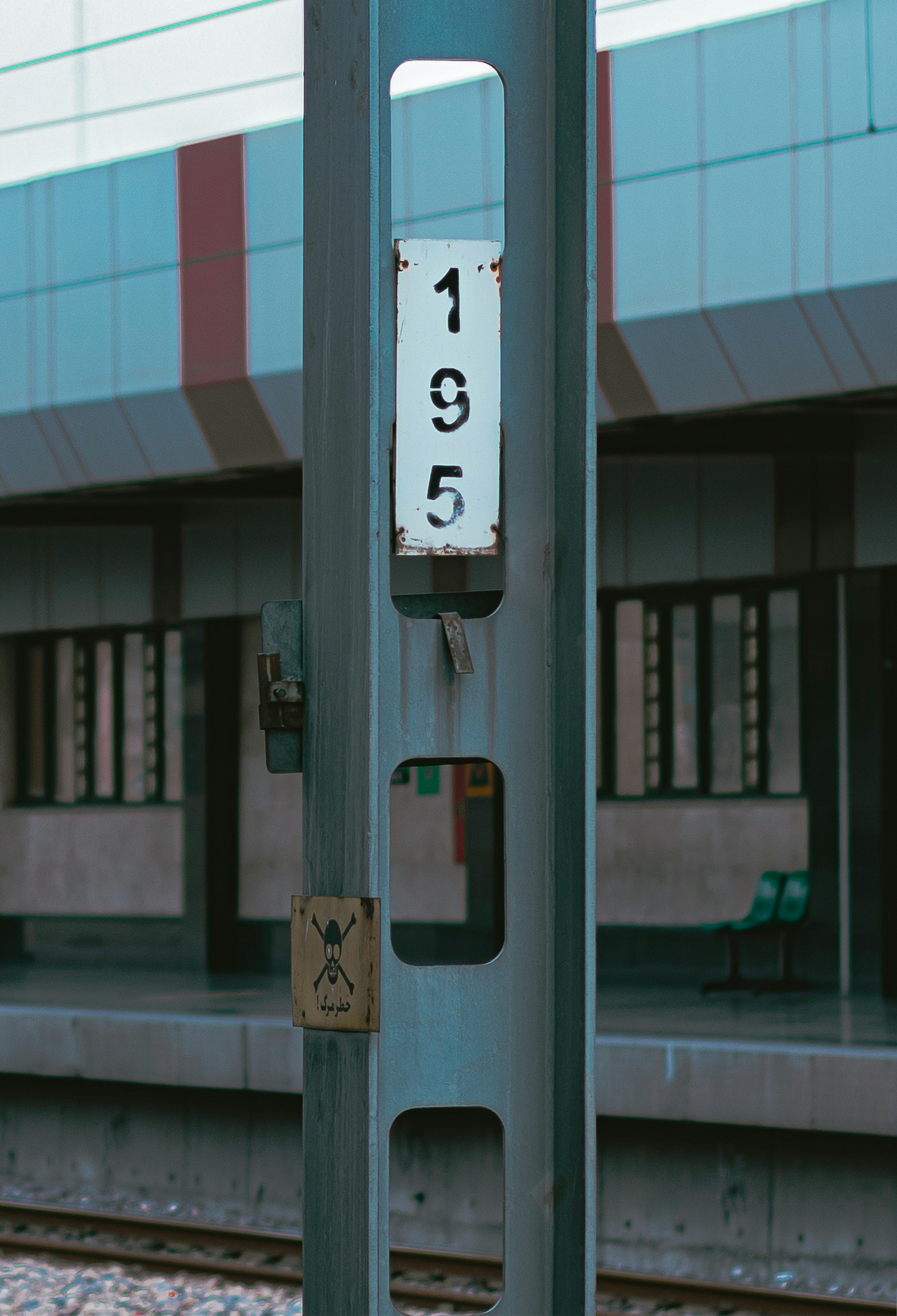 Metal pole with numbers 195 at train station. photo – Free Travel Image ...