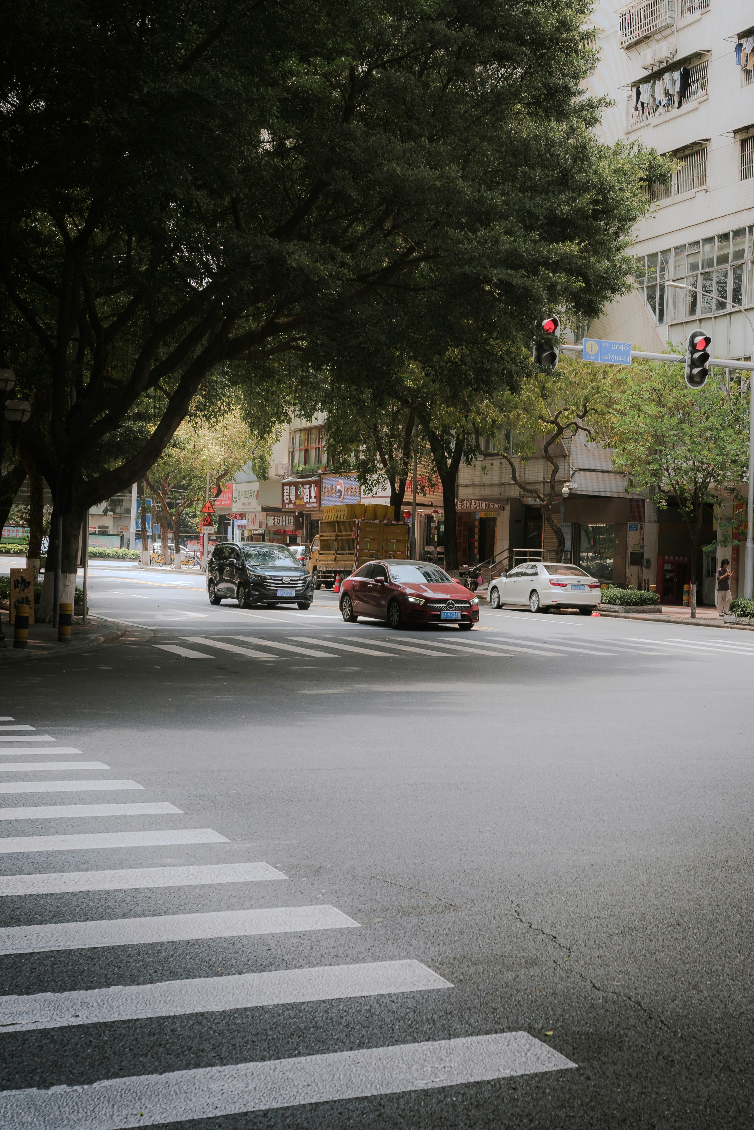 An oddly quiet street amidst Guangzhou's never-resting hubbub.