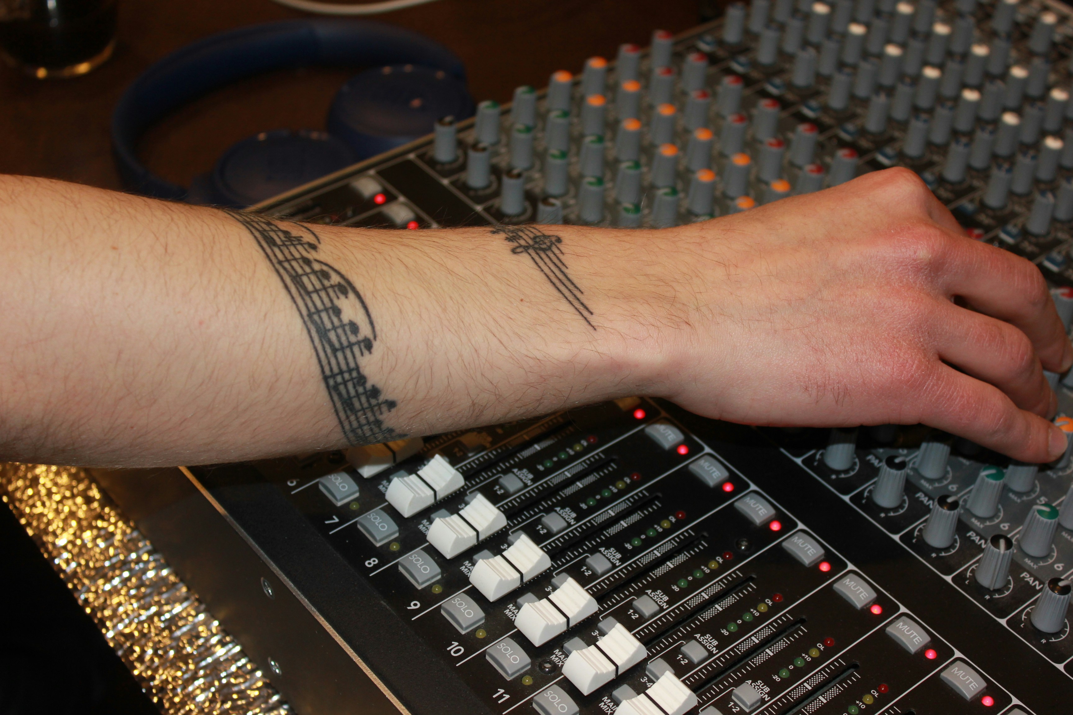 Pulse of the Mixer: Hand at the Analog Mixing Console