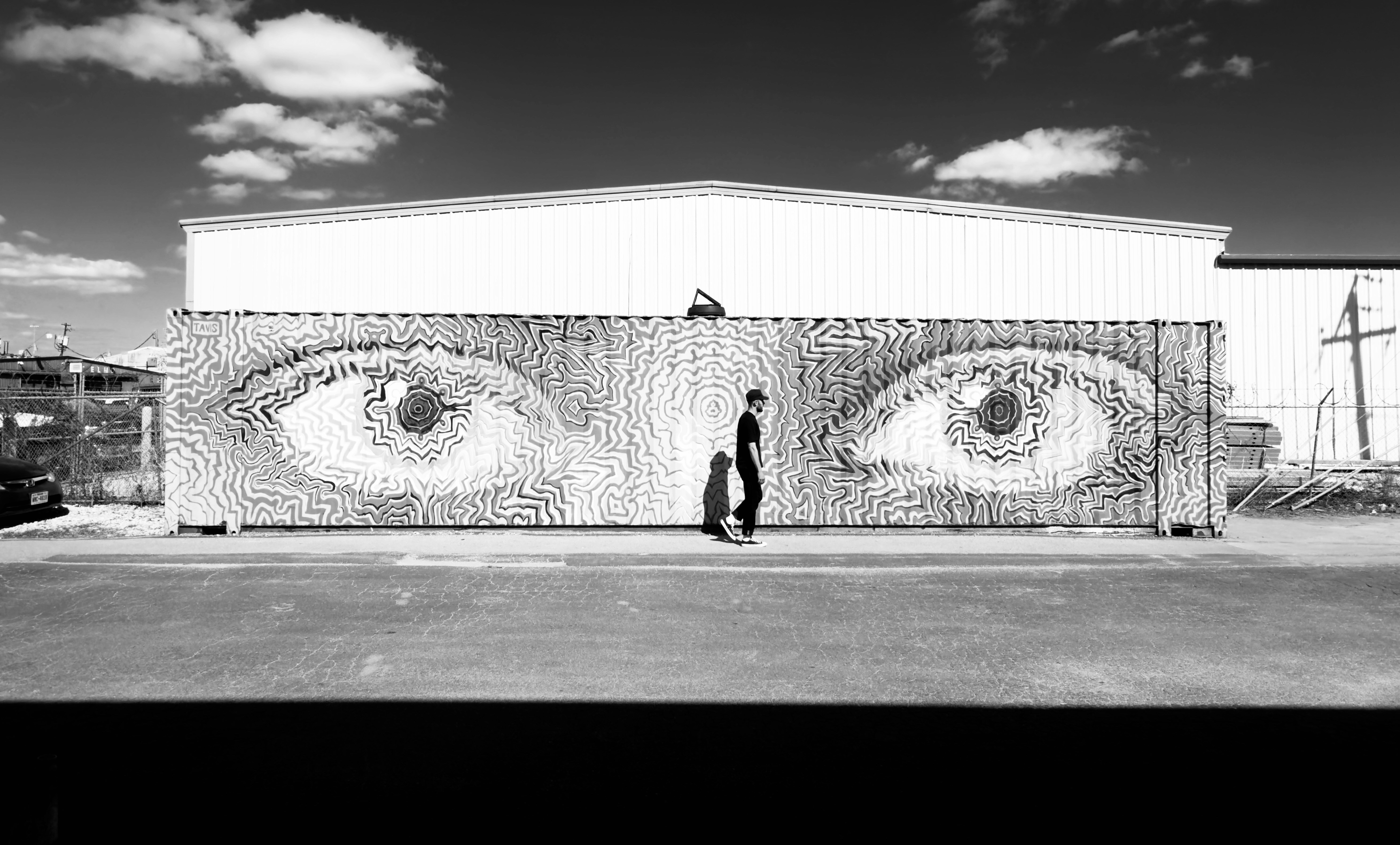 Gaze in Concrete: Pedestrians Across a Giant Eye Mural