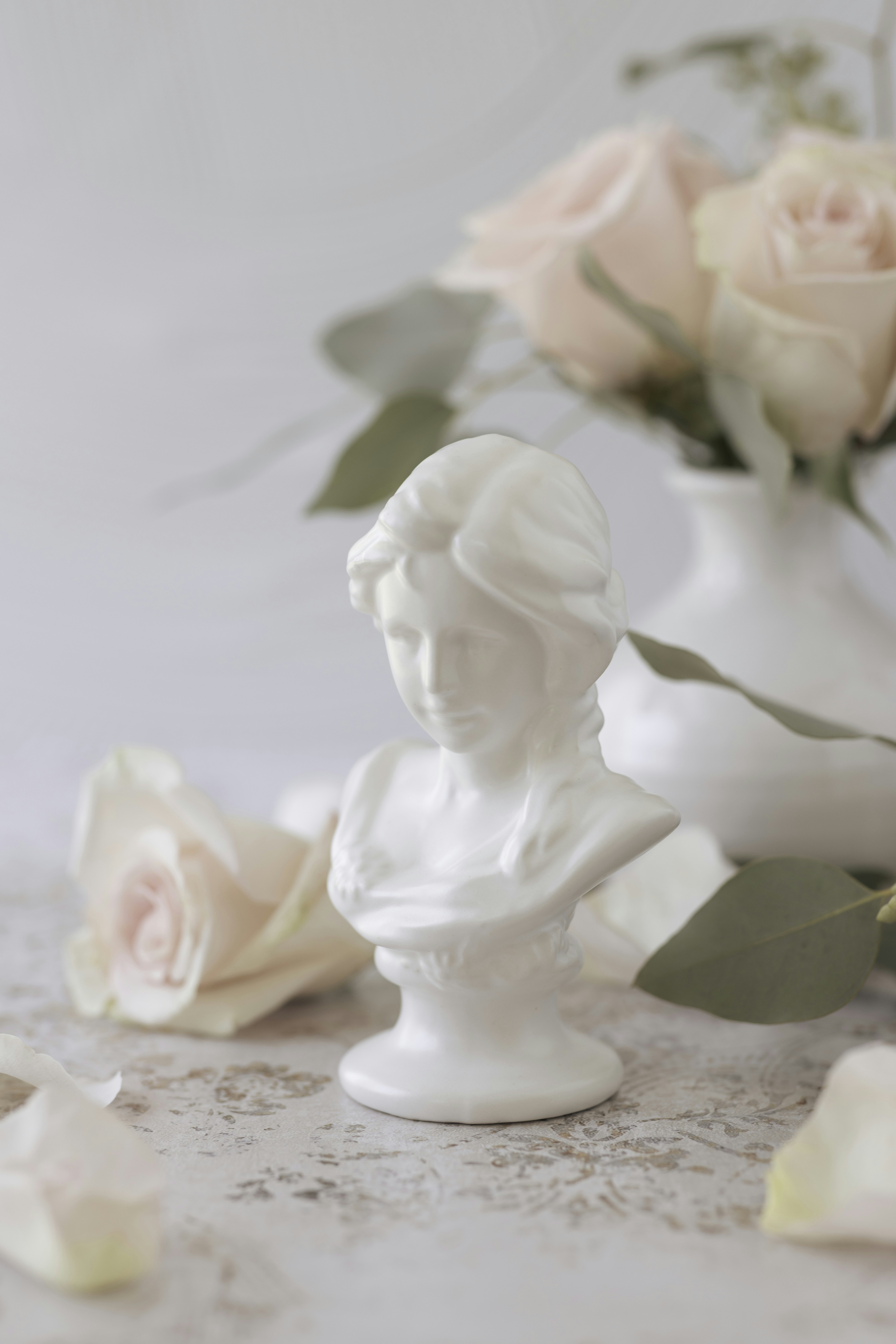 White bust with soft pink roses and eucalyptus leaves. photo – Free ...