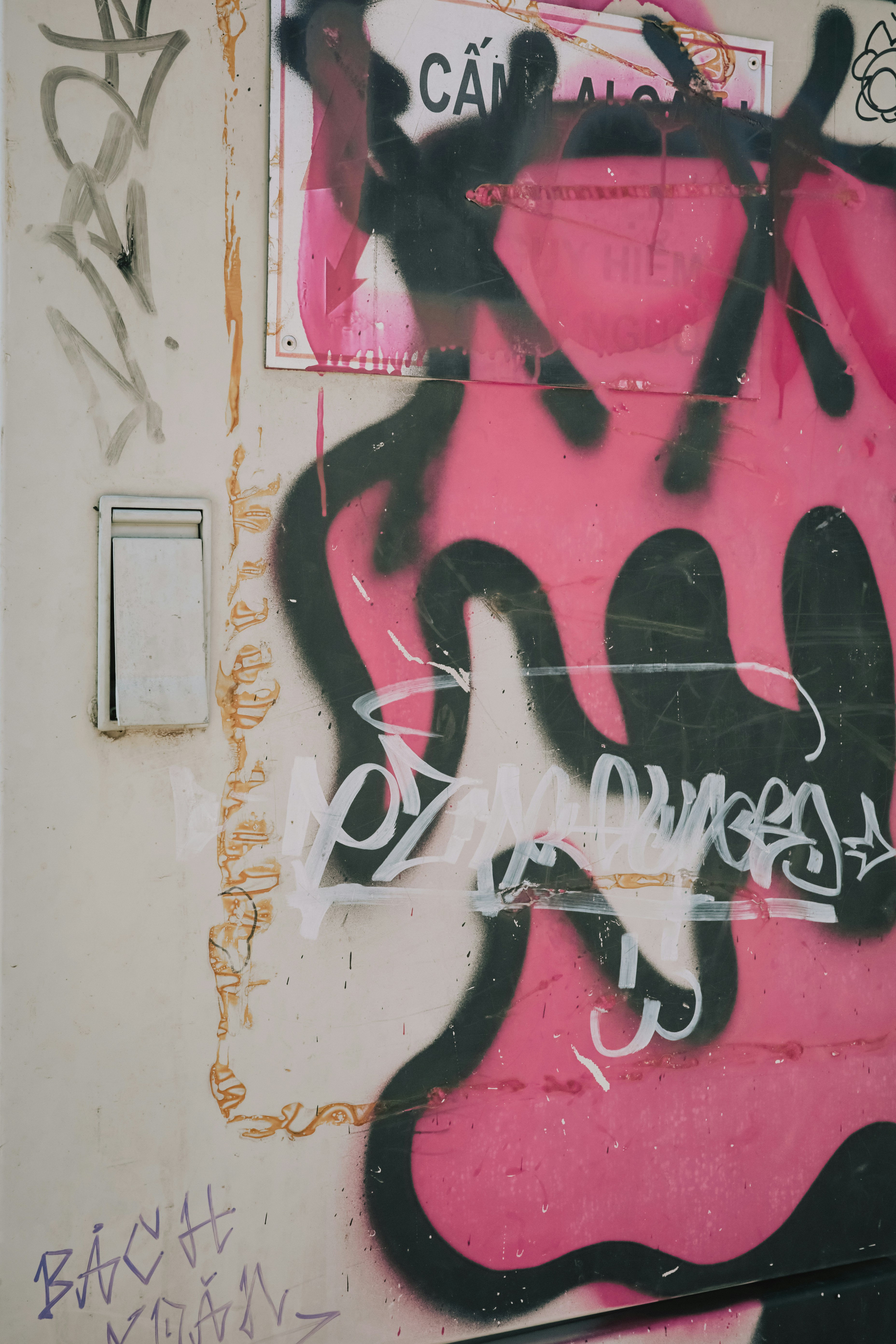 Pink graffiti with black accents on a wall photo – Free Texture Image ...