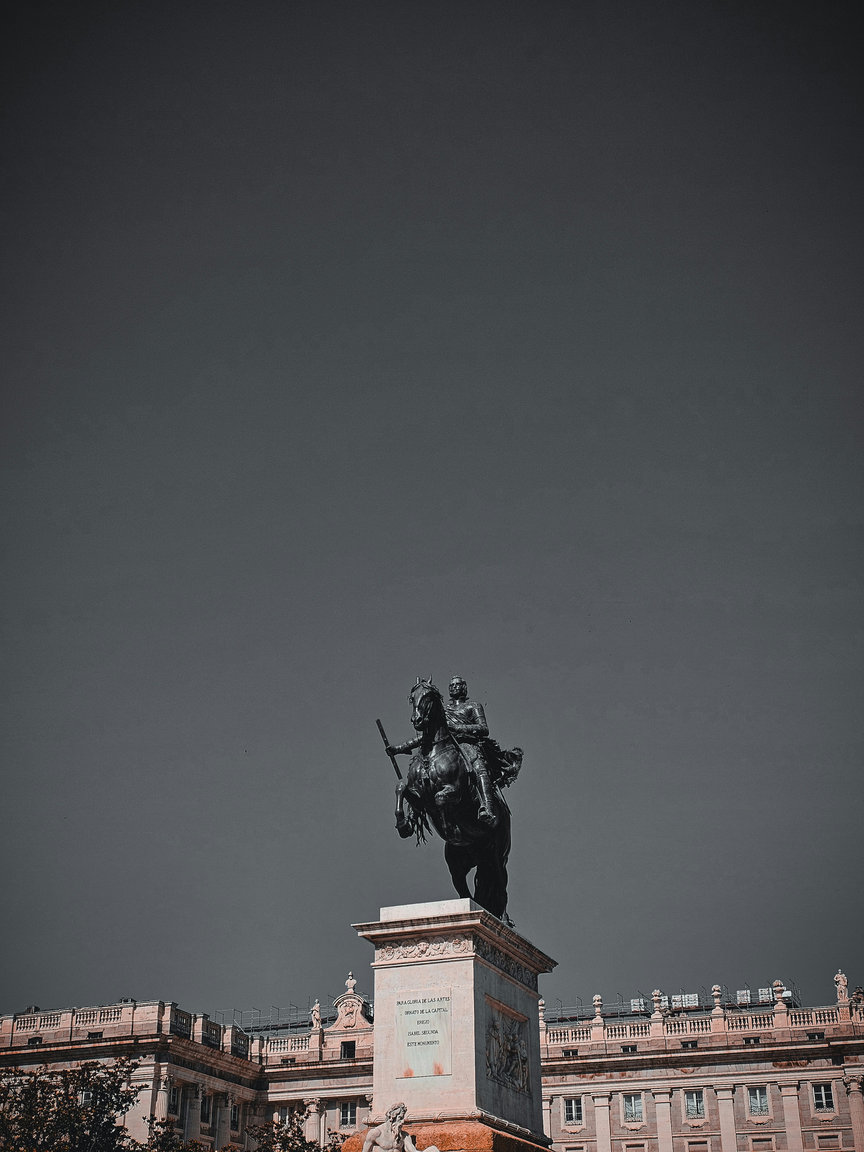 Monochrome Equestrian Sentinel Over a Historic Plaza
