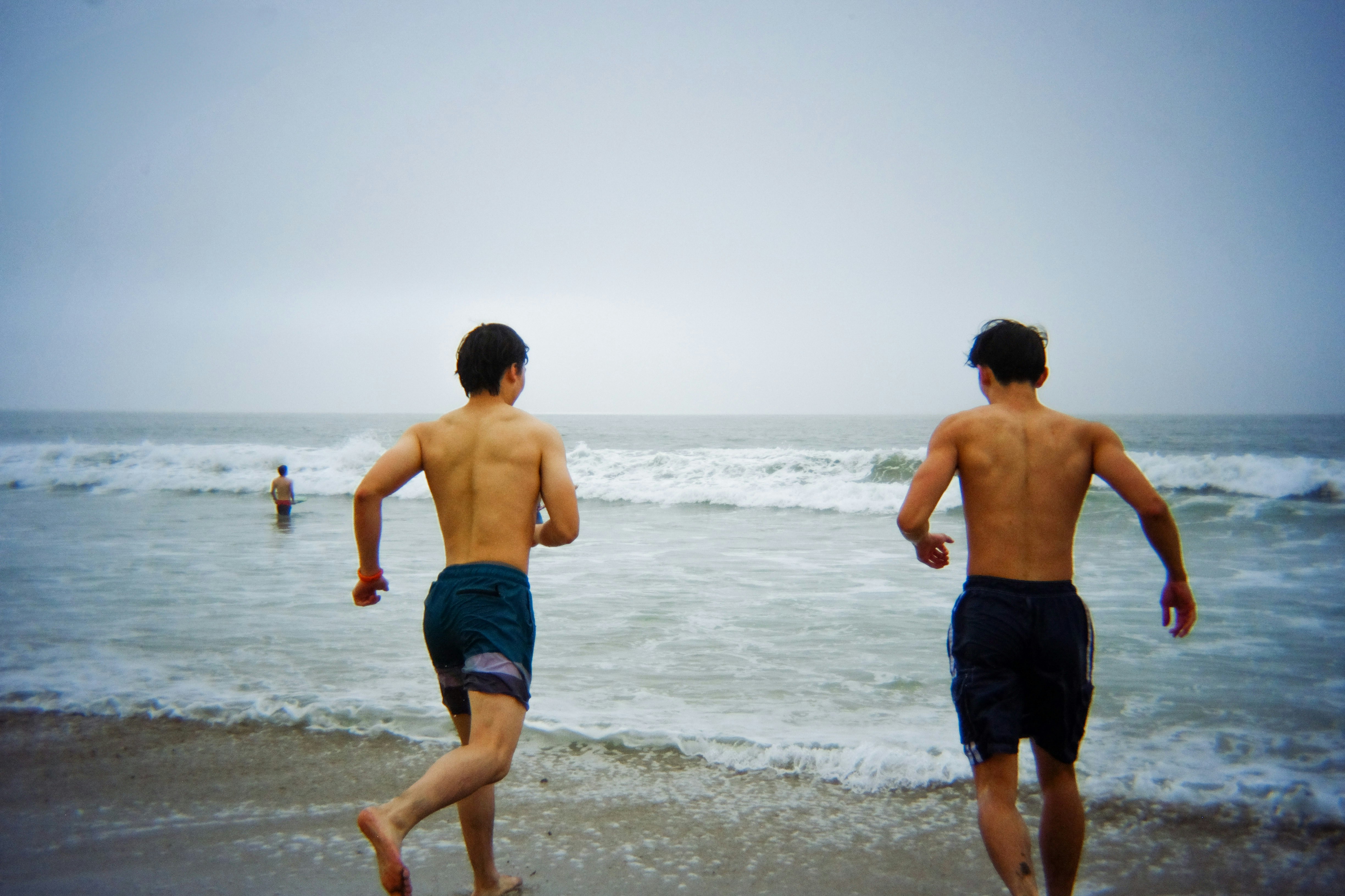 Toward the Break: A Duo Sprint into the Surf
