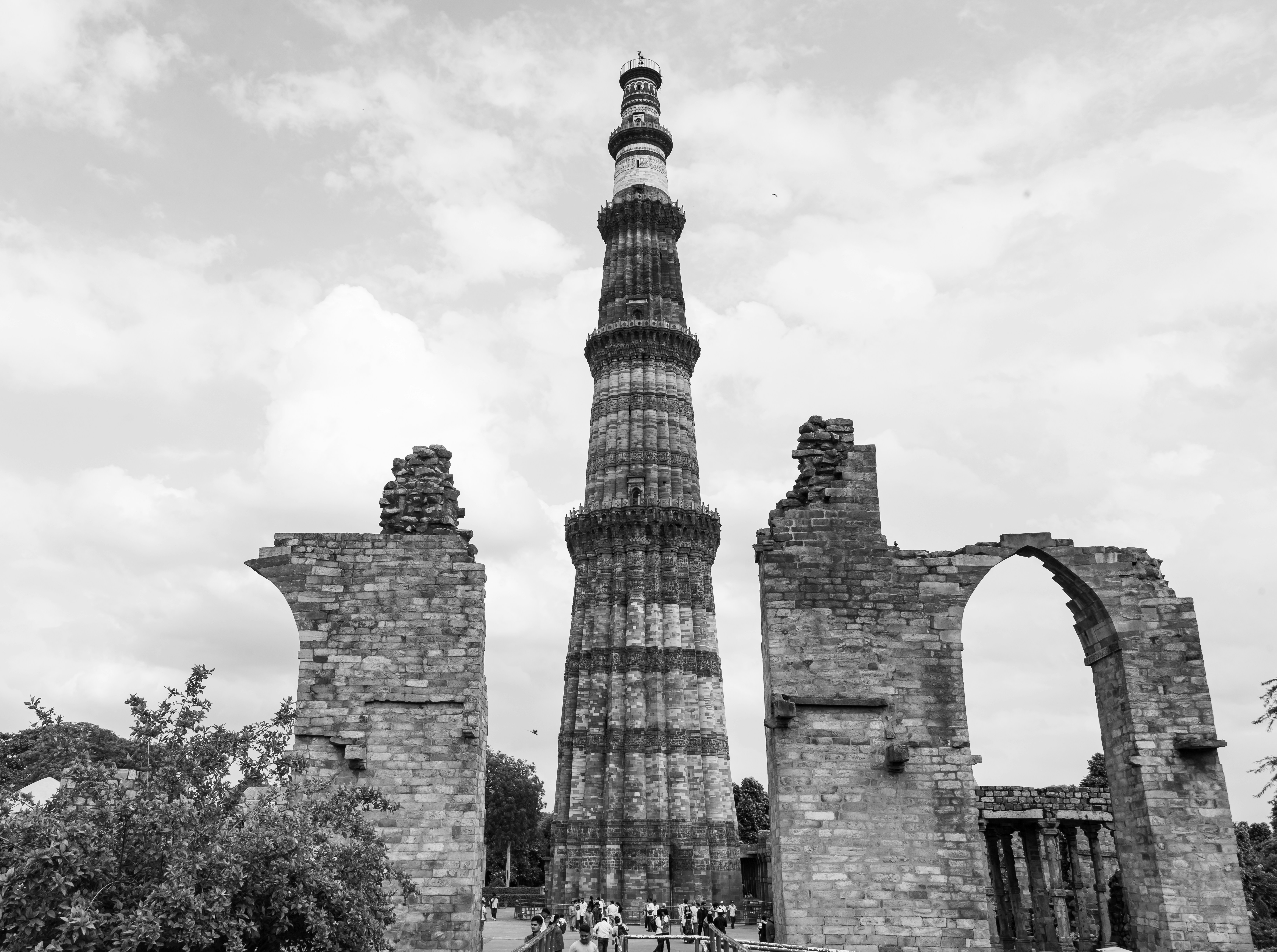 Ruins and Tower: The Liwa Beacon in Monochrome Echoes