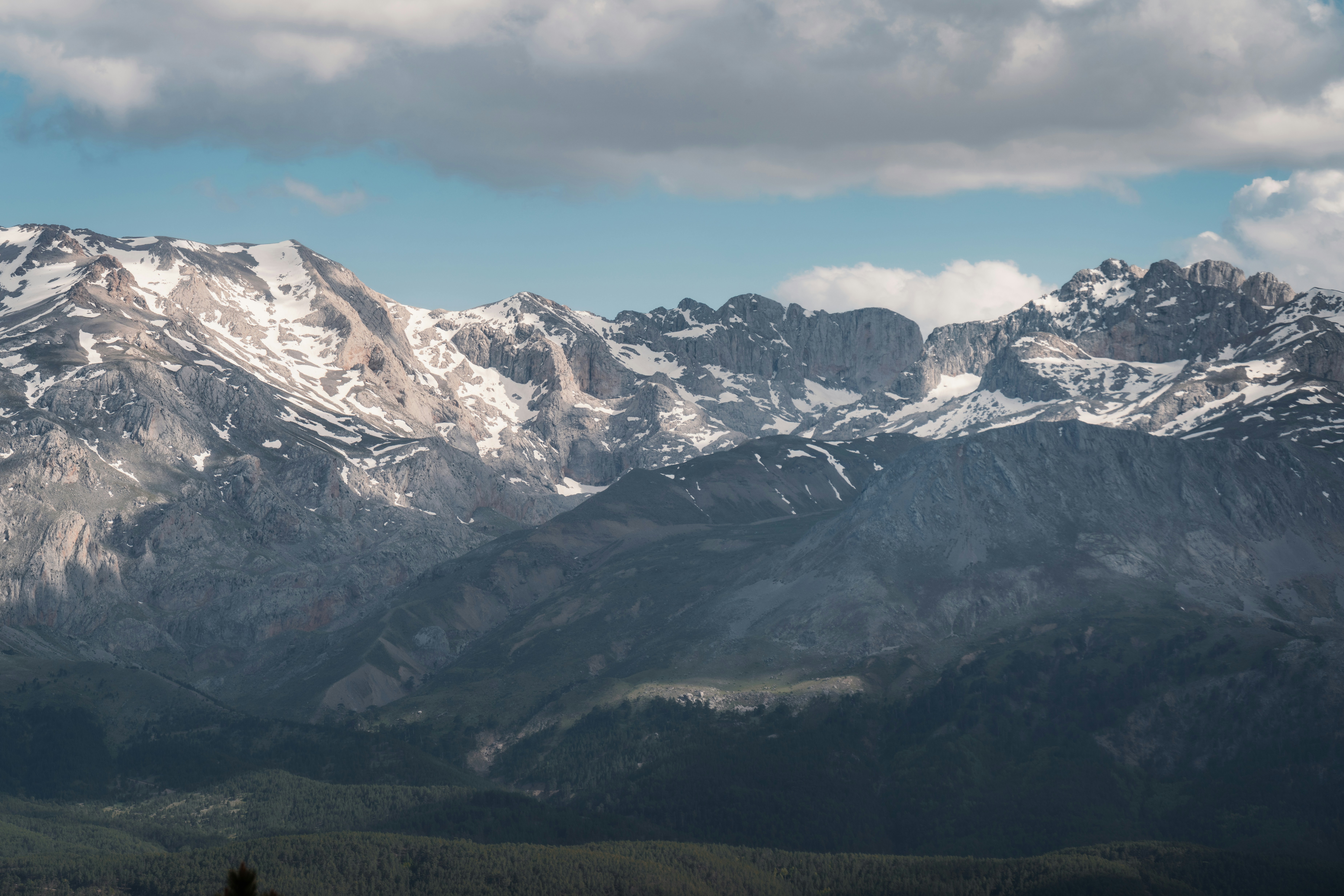 Sunlit Crags and Expansive Mountain Horizons