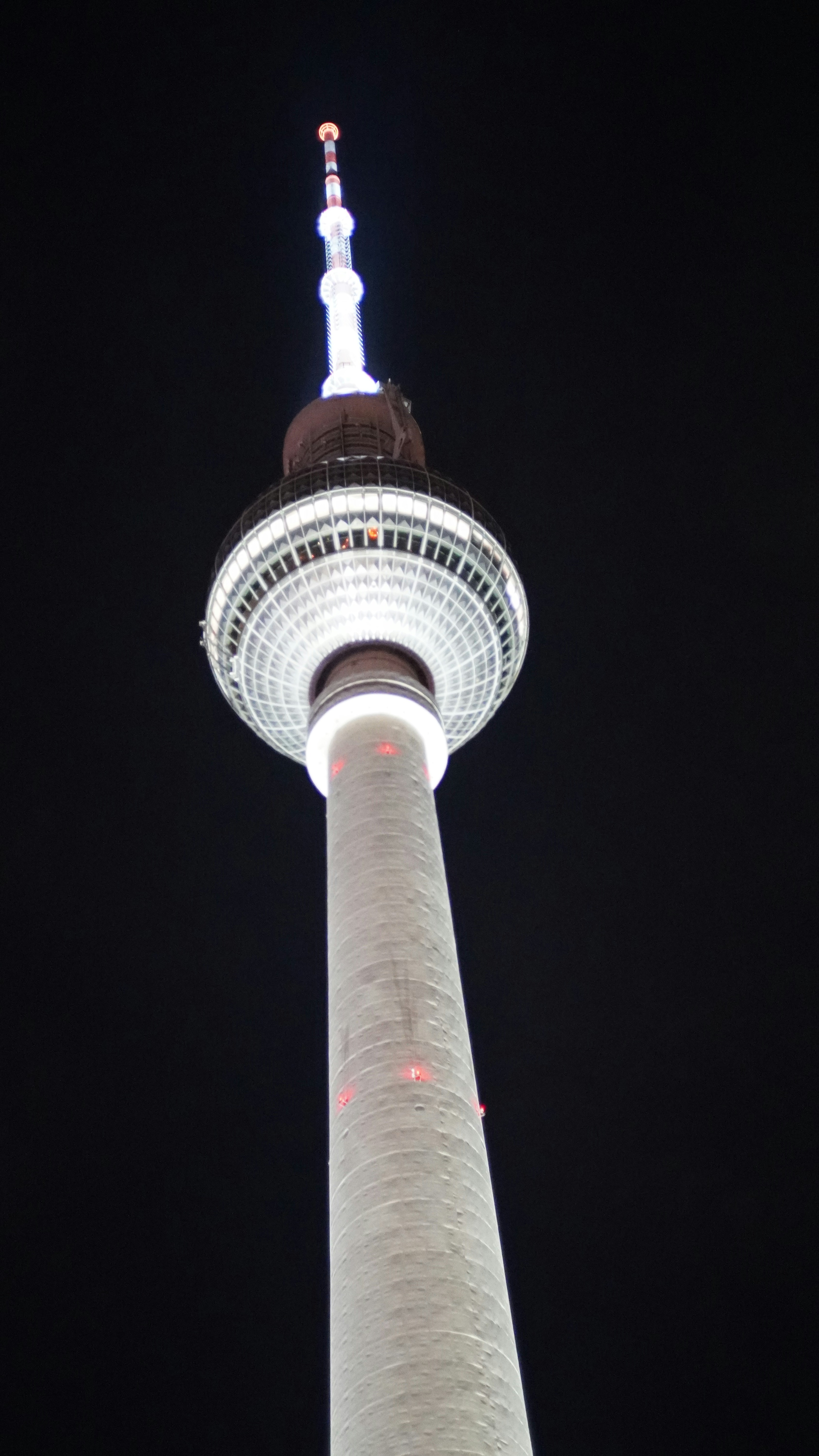 Midnight Spire: A Luminous Skyline Needle