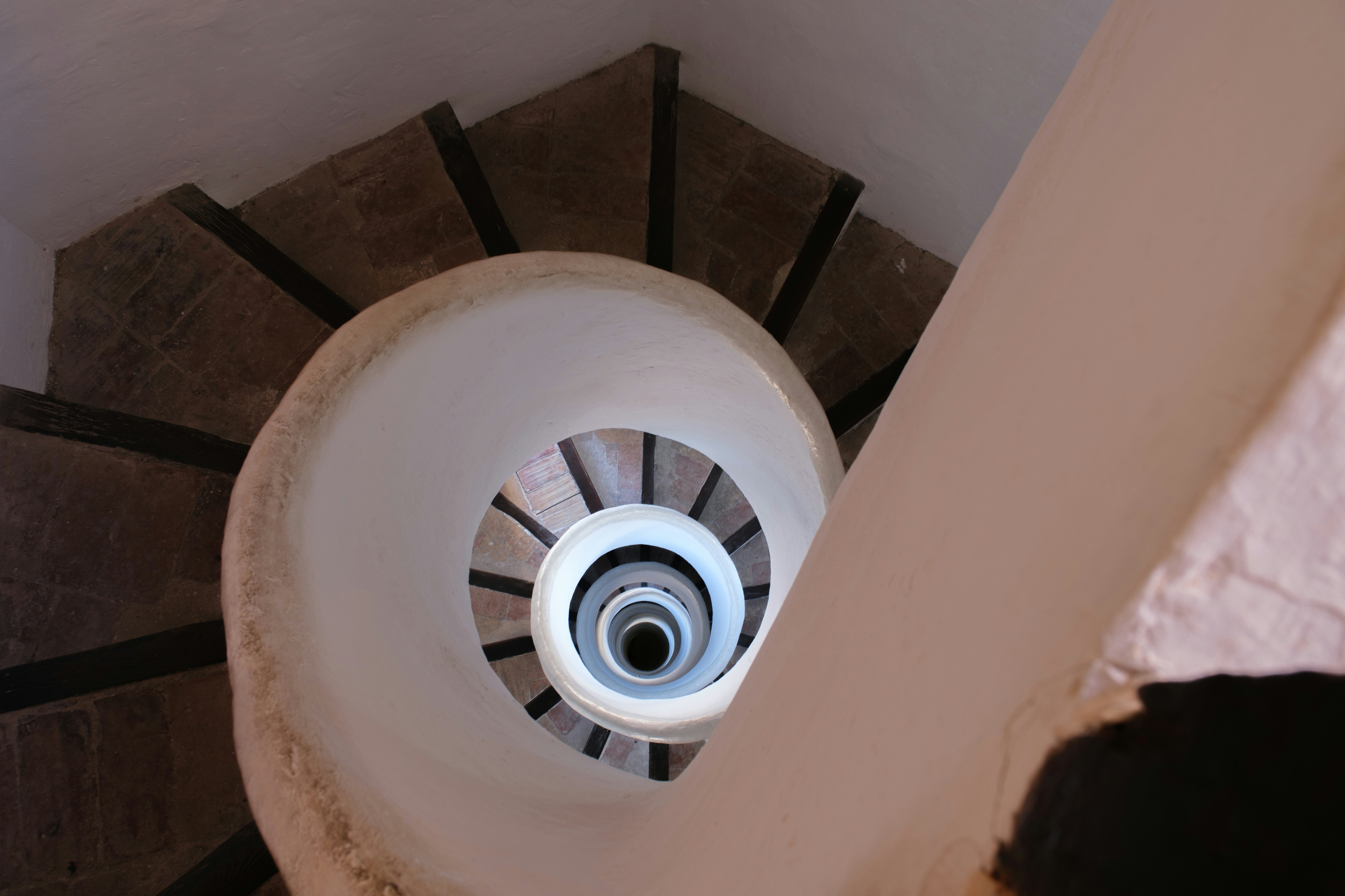 Concentric Descent: White Spiral Staircase's Quiet Vortex