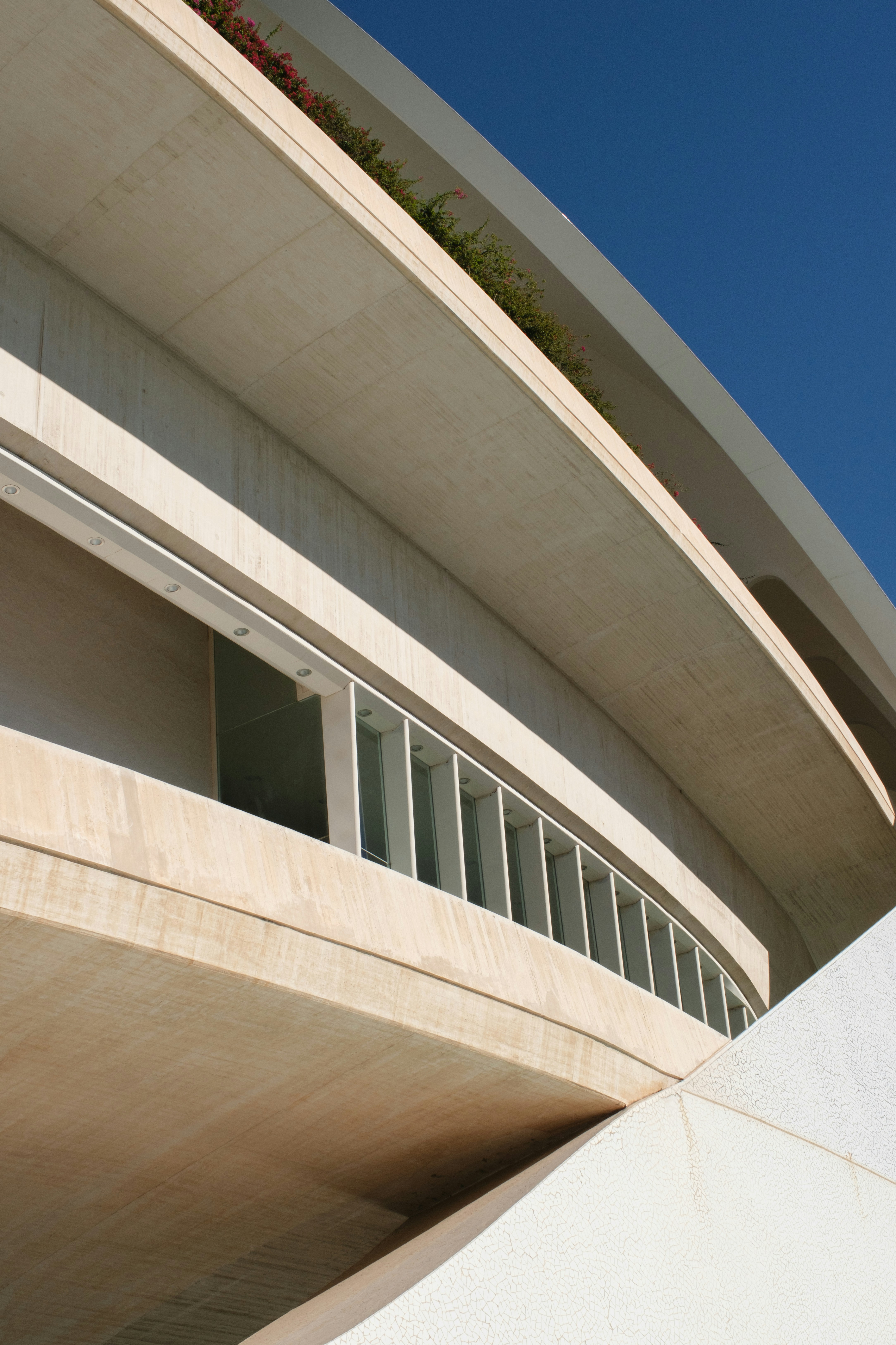 Arcade of Concrete: A Modern Facade’s Sweeping Rhythm